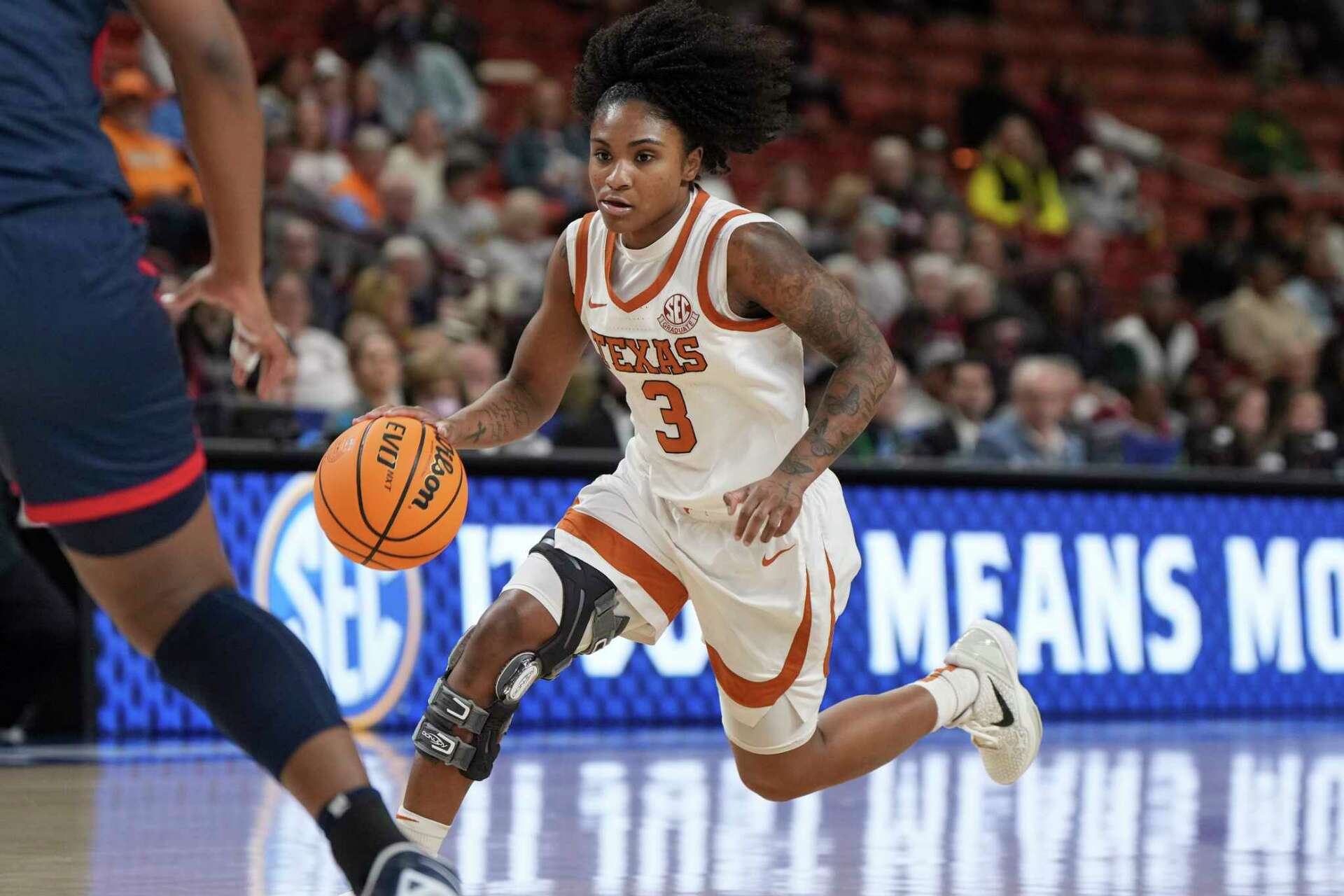 Sweet 16: Rori Harmon drives Texas women toward a title