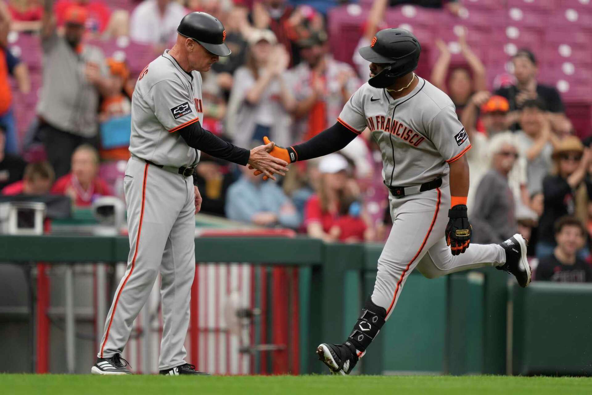 Giants’ Robbie Ray wobbles in 6th inning, but offense saves the day