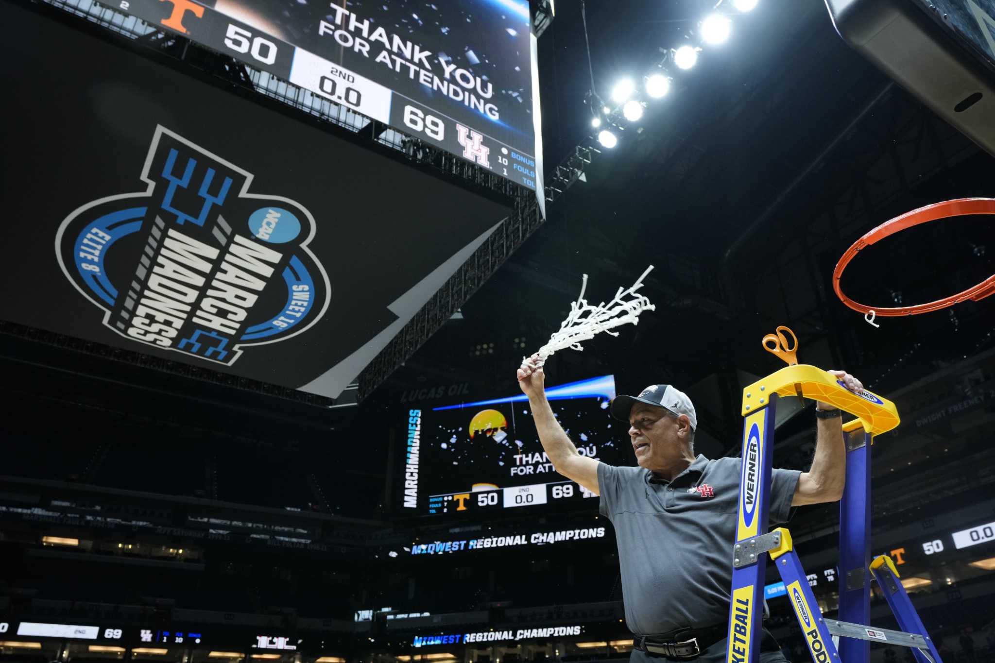 What Houston coach Kelvin Sampson means to the Lumbee Tribe