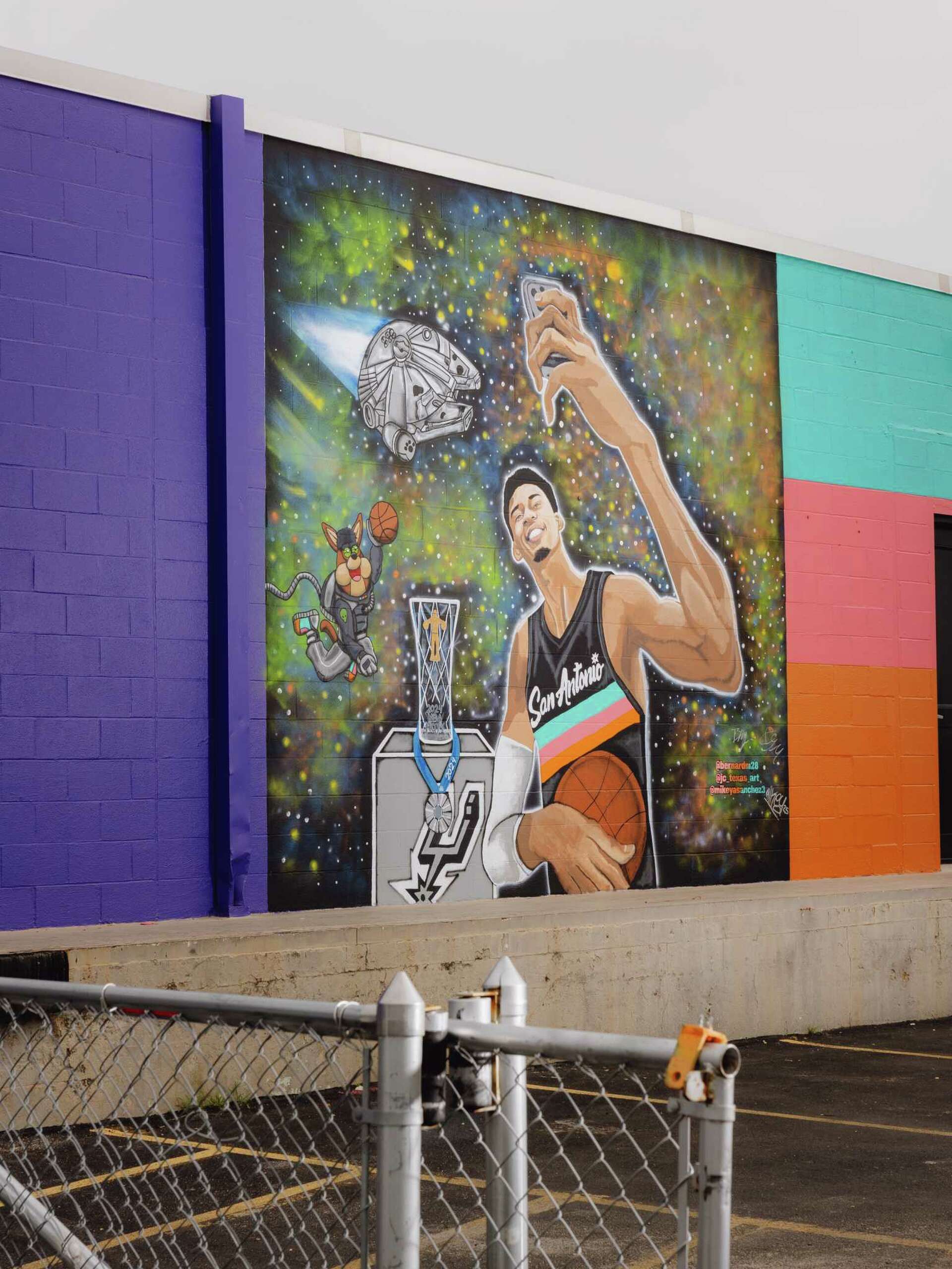 San Antonio murals celebrate Spurs stars Wembanyama, Popovich
