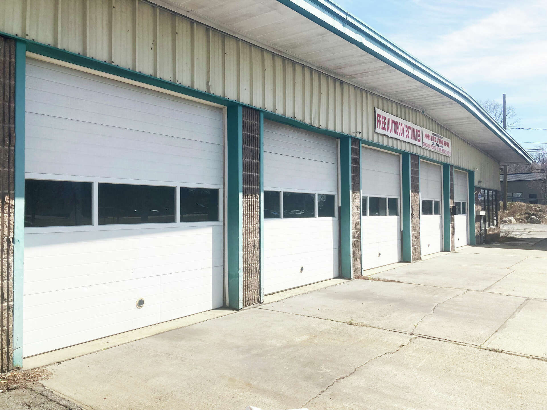 Defunct Danbury garage on Mill Plain Rd. may become convenience store