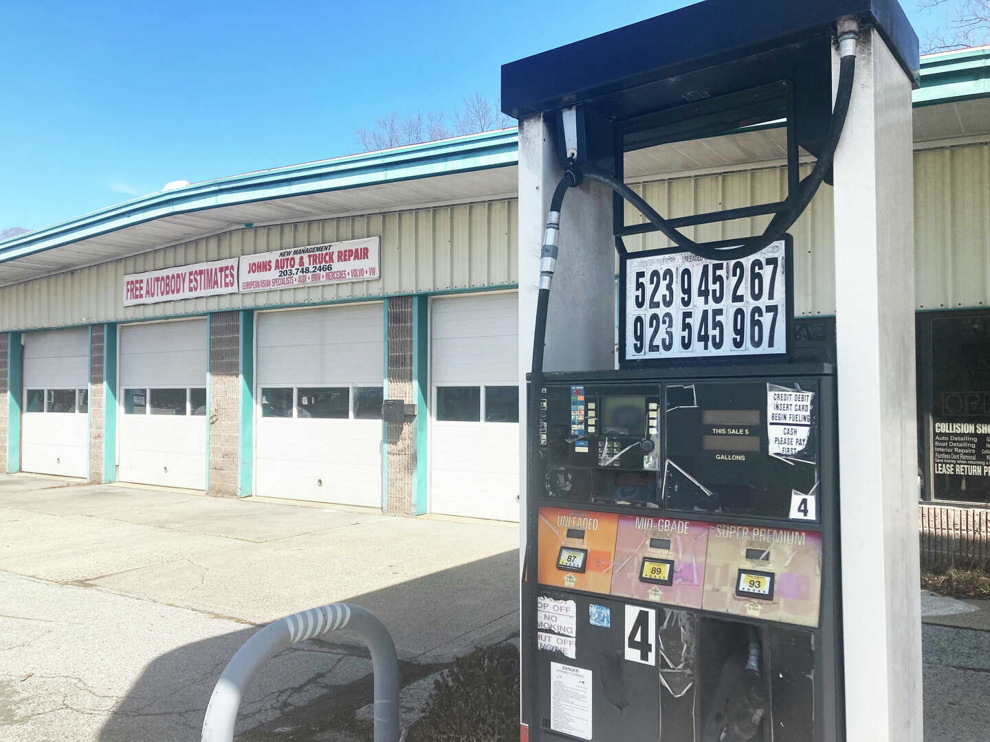 Defunct Danbury garage on Mill Plain Rd. may become convenience store