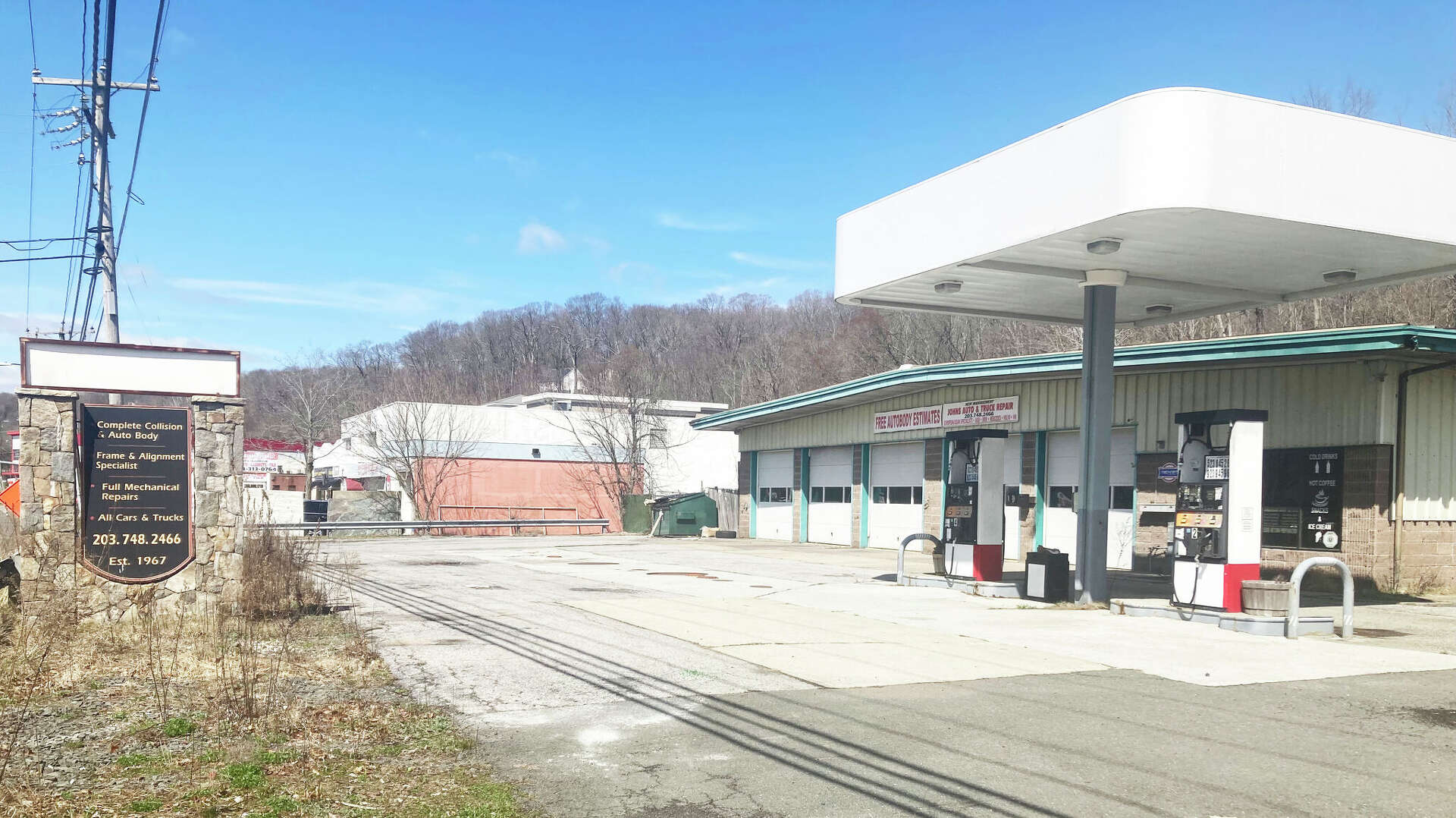 Defunct Danbury garage on Mill Plain Rd. may become convenience store