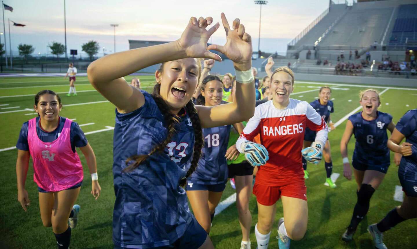 Smithson Valley girls take down Leander Rouse in regional final