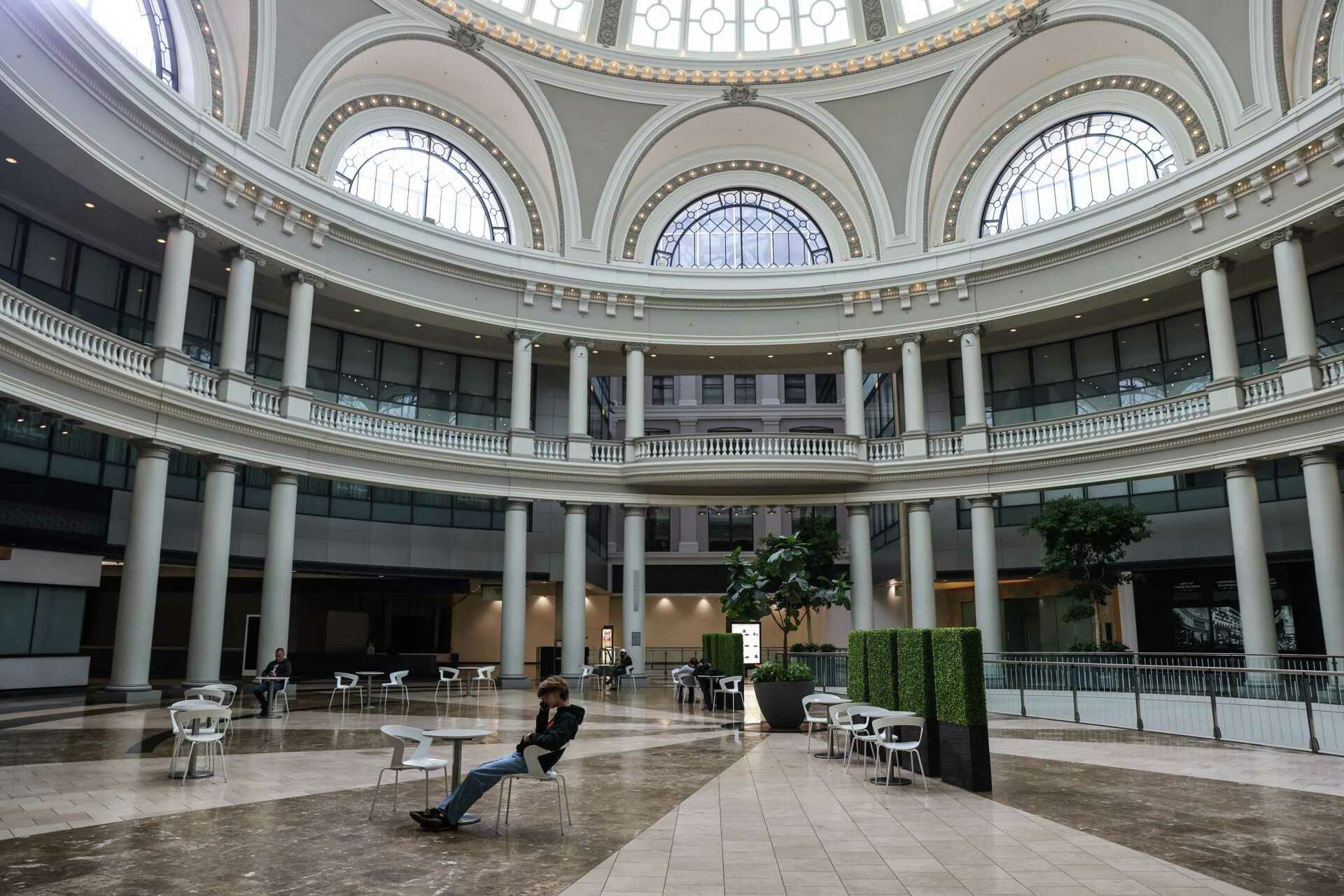 S.F.’s biggest mall loses seven more retailers
