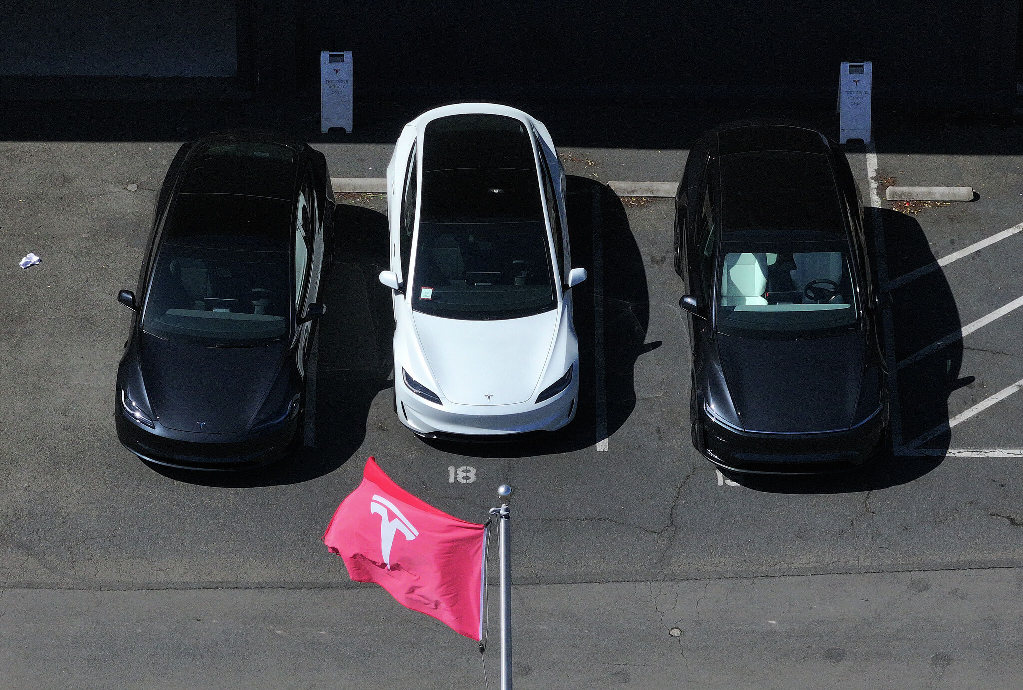 Man charged with setting fire at Colorado Tesla dealership