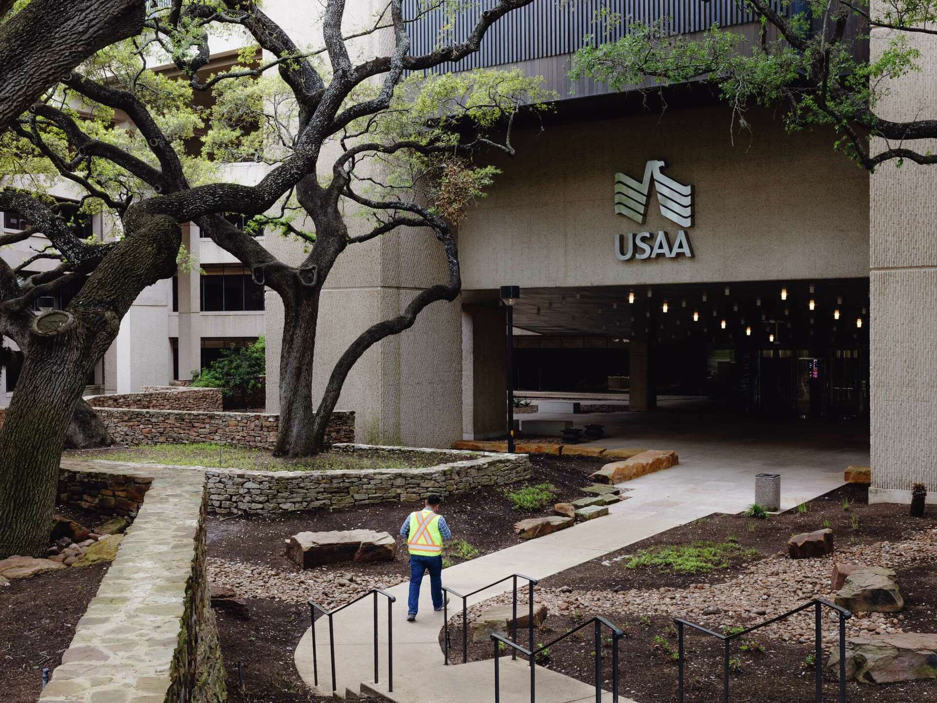 USAA outgoing CEO, top execs get boosts in pay amid higher rates