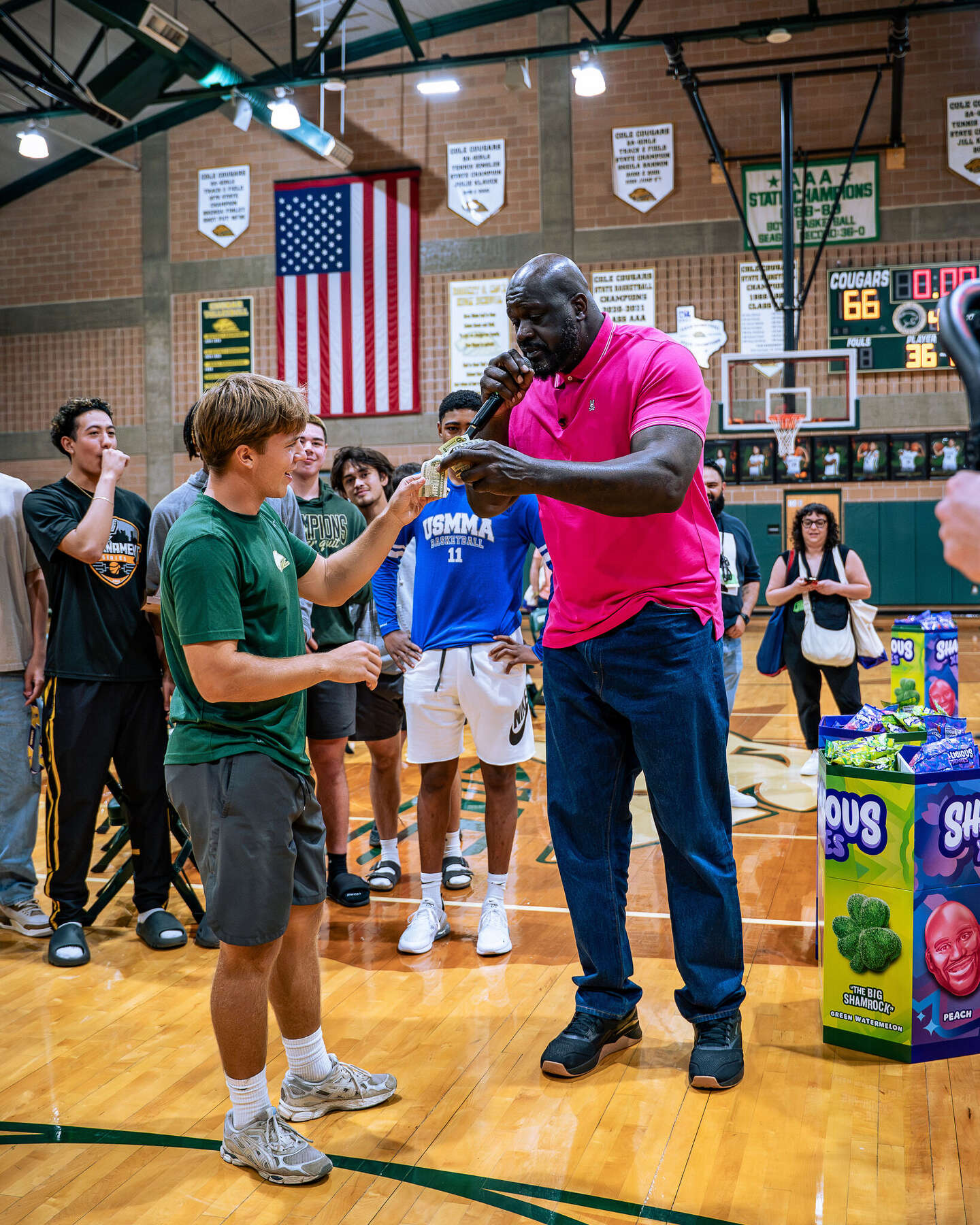 Shaq visits Cole High School in San Antonio during Final Four