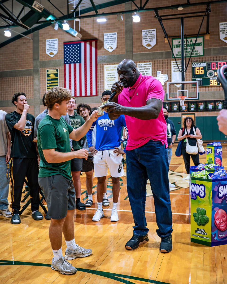 Shaq visits Cole High School in San Antonio during Final Four