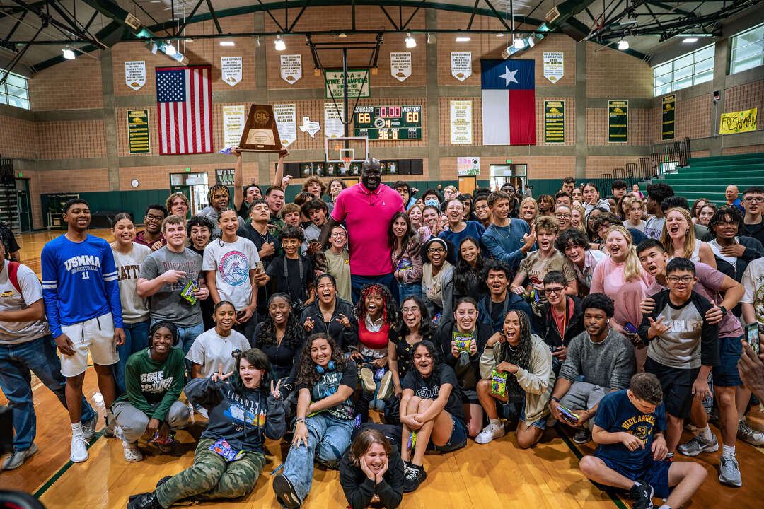 Shaq visits Cole High School in San Antonio during Final Four