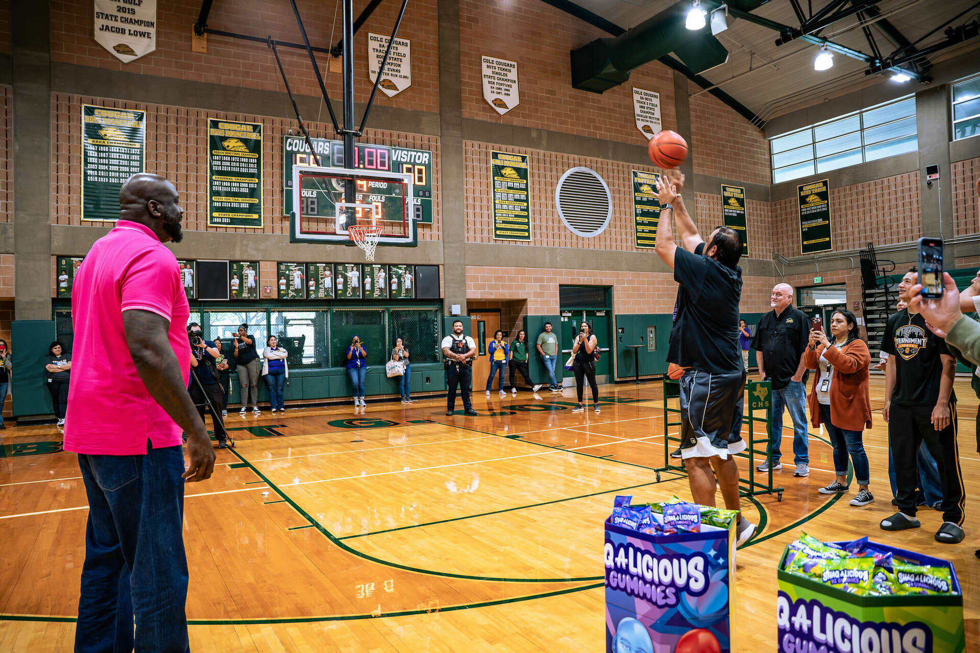 Shaq visits Cole High School in San Antonio during Final Four