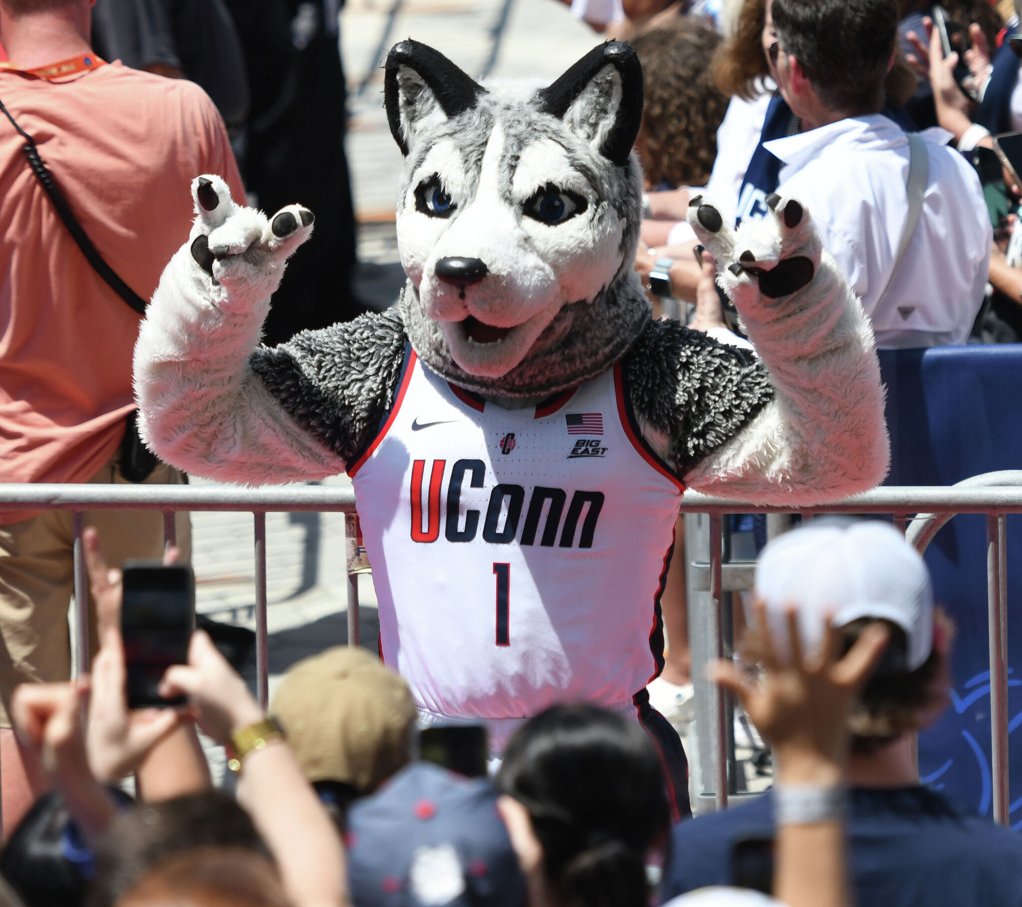 Watch: UConn women's basketball team arrives for NCAA title game