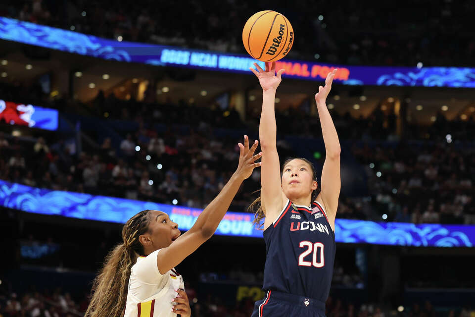 Former Princeton teammates 'proud' of UConn's Kaitlyn Chen