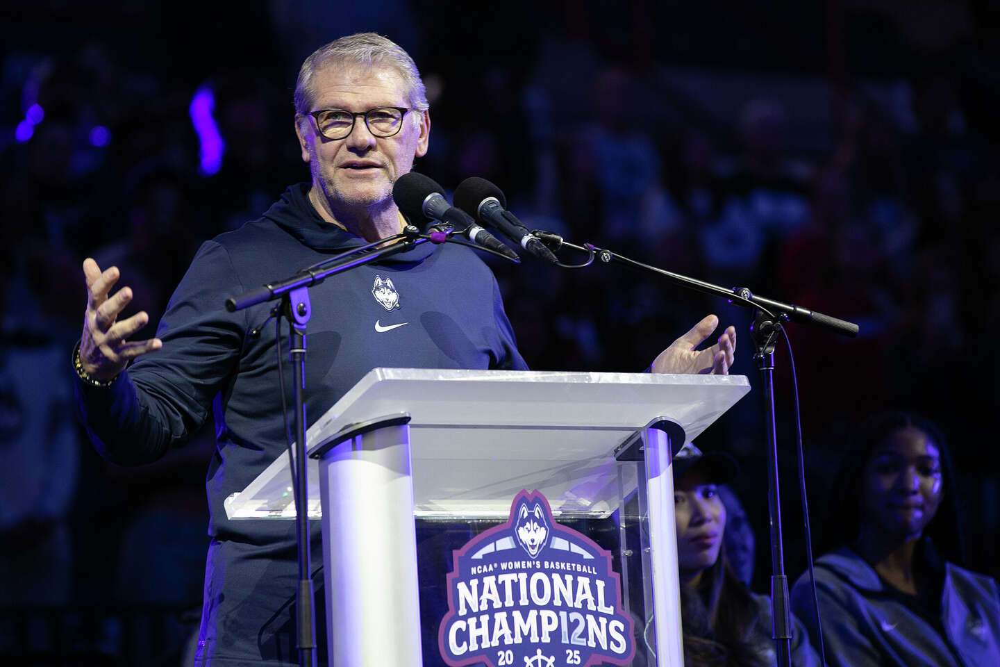 Mike Anthony: UConn's Geno Auriemma is back on his throne