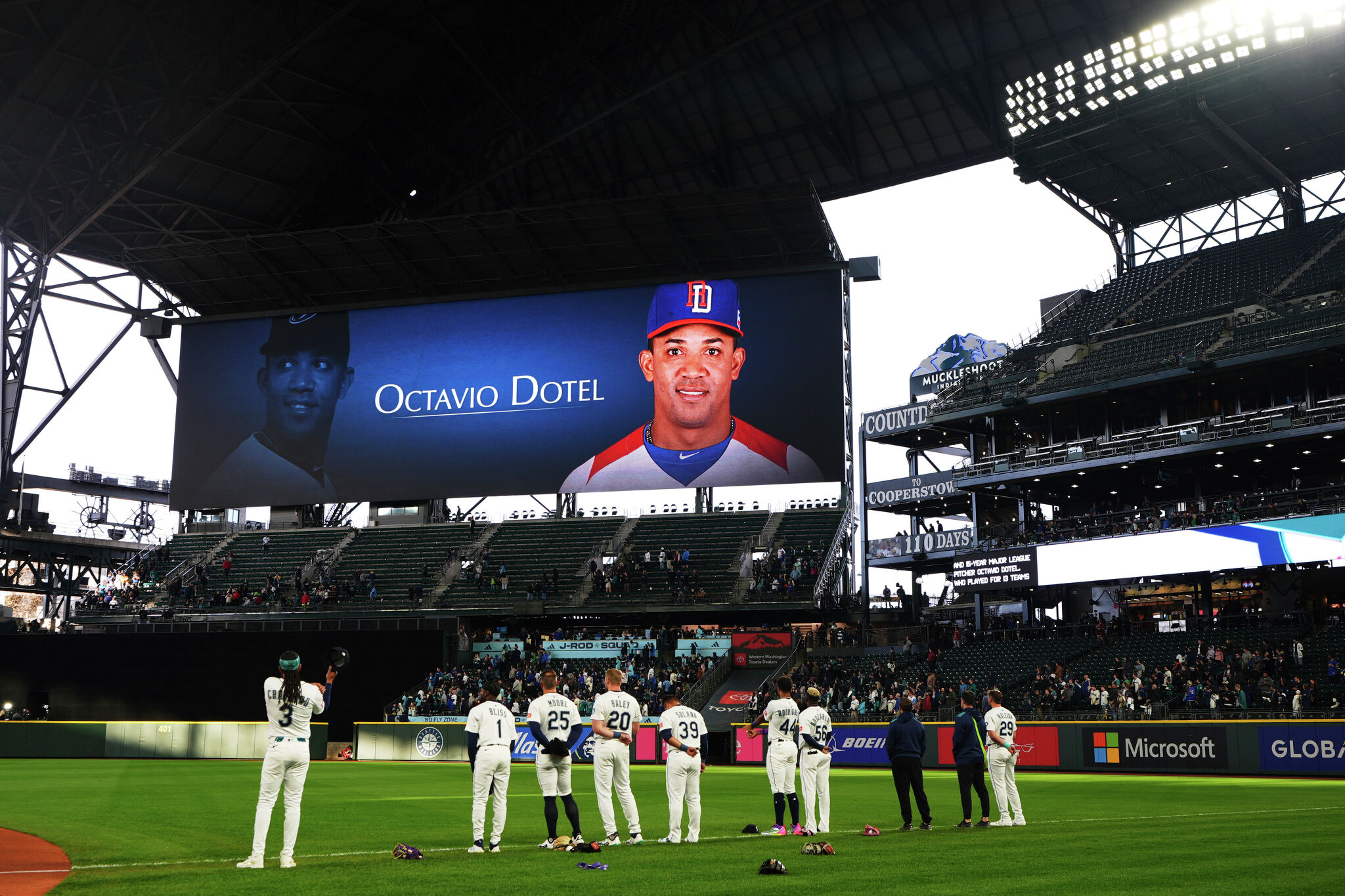 MLB teams honor Octavio Dotel, ex-pitcher who died in roof collapse