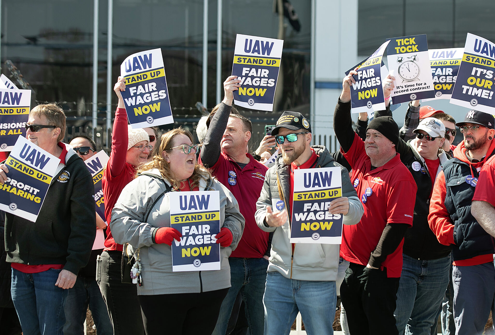 Electric Boat workers rally for new contract at CT sub maker in Groton