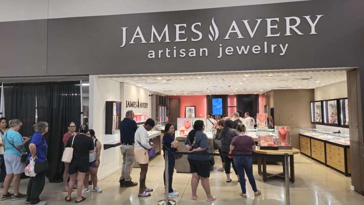 Hundreds line up at H-E-B for 'free' James Avery Fiesta medal