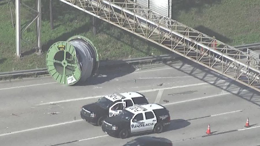 Giant spool blocks Houston roads during traffic