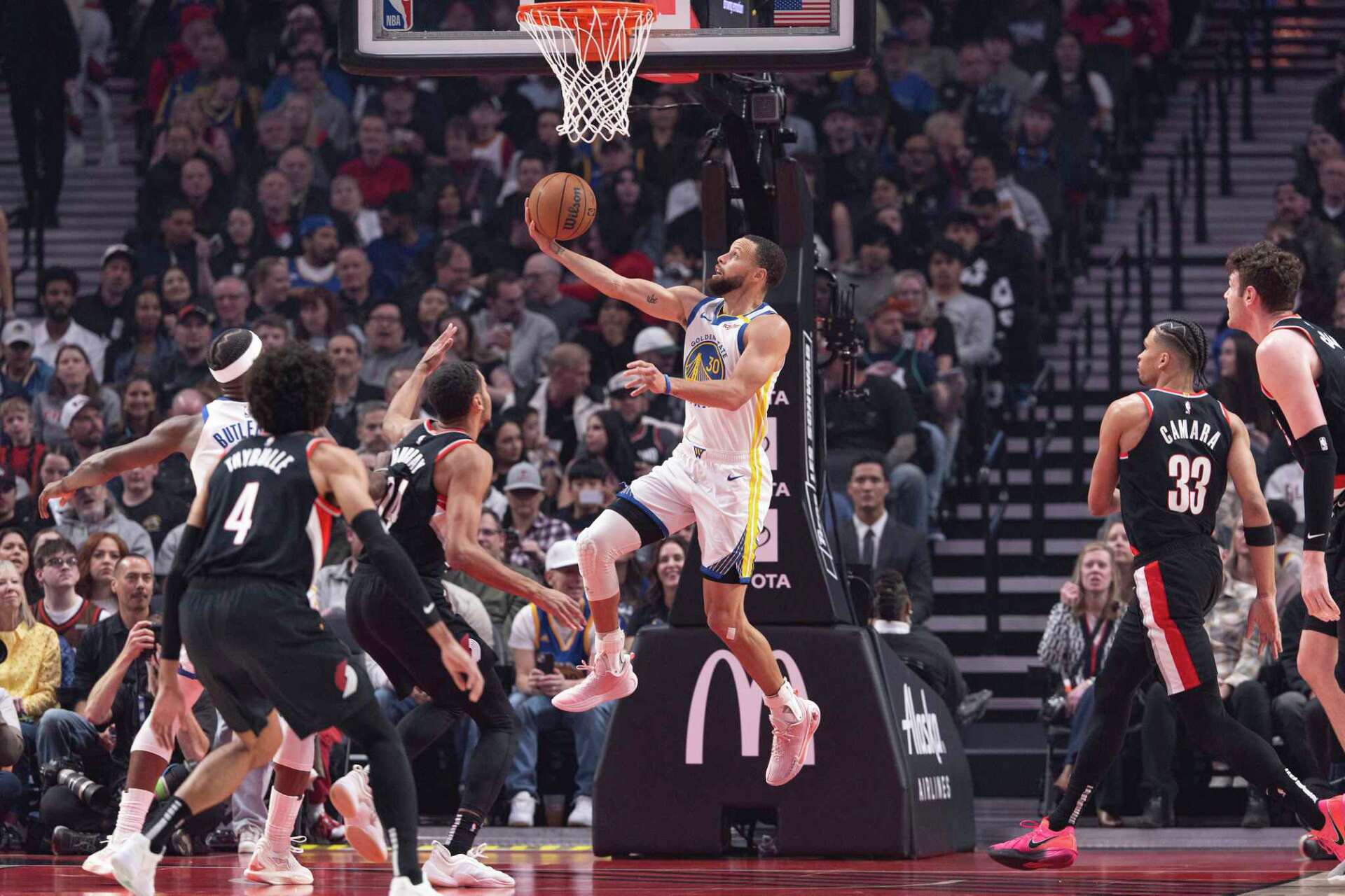 Warriors’ Steph Curry hurts shooting hand, returns with it wrapped