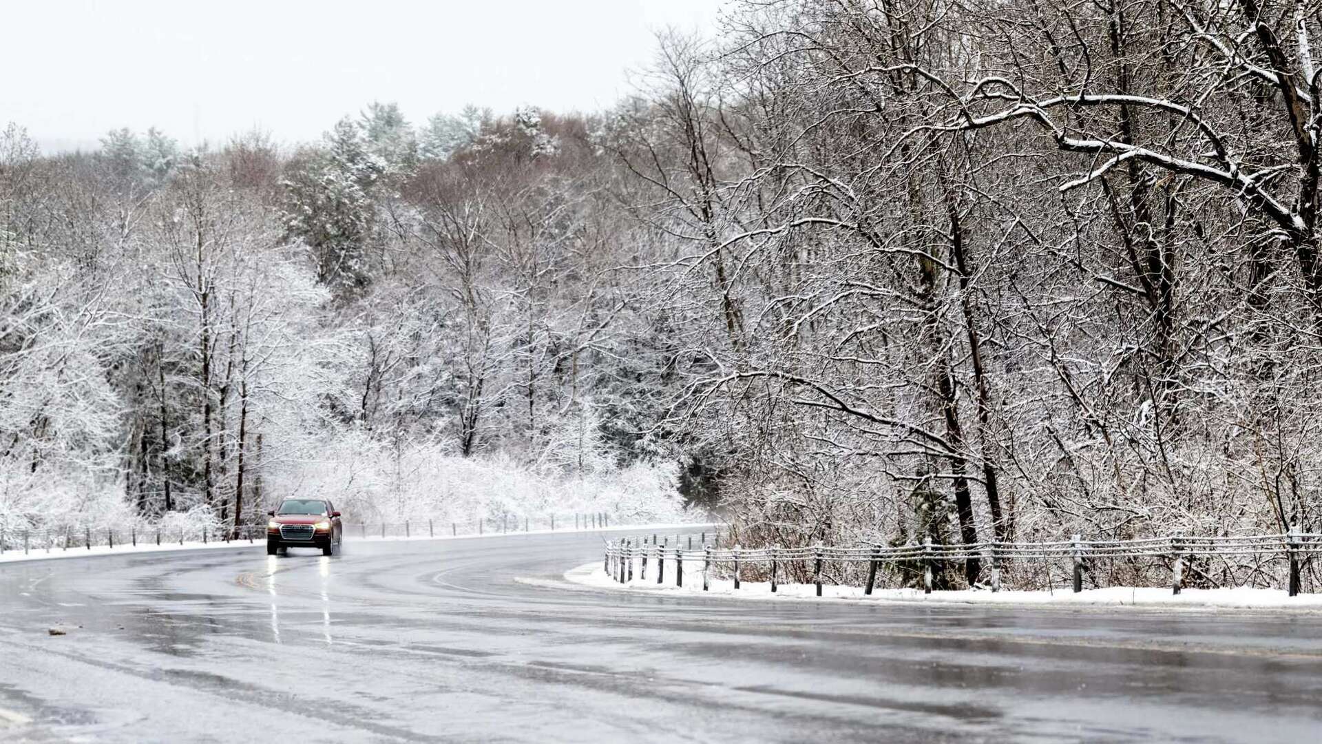 When will snow start falling Tuesday in Connecticut?