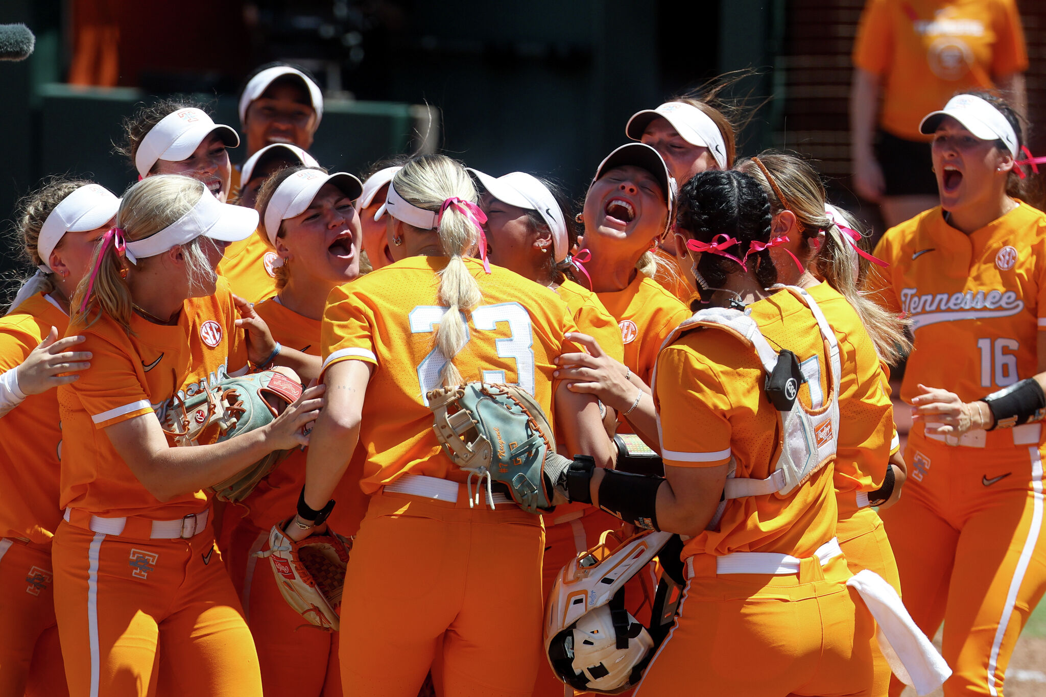 Texas softball loses series to Tennessee and drops out of first in SEC