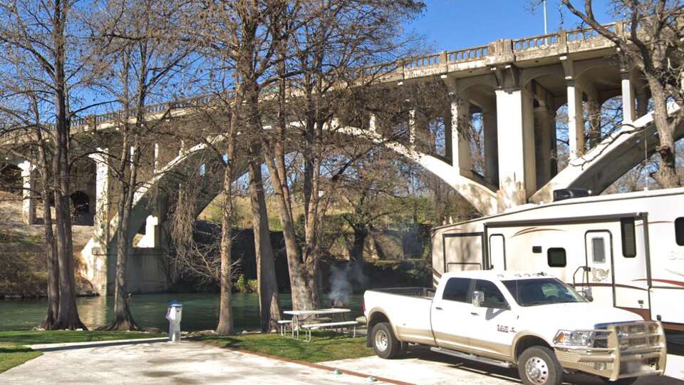 New Braunfels closes Guadalupe River bridge on I-35 this week