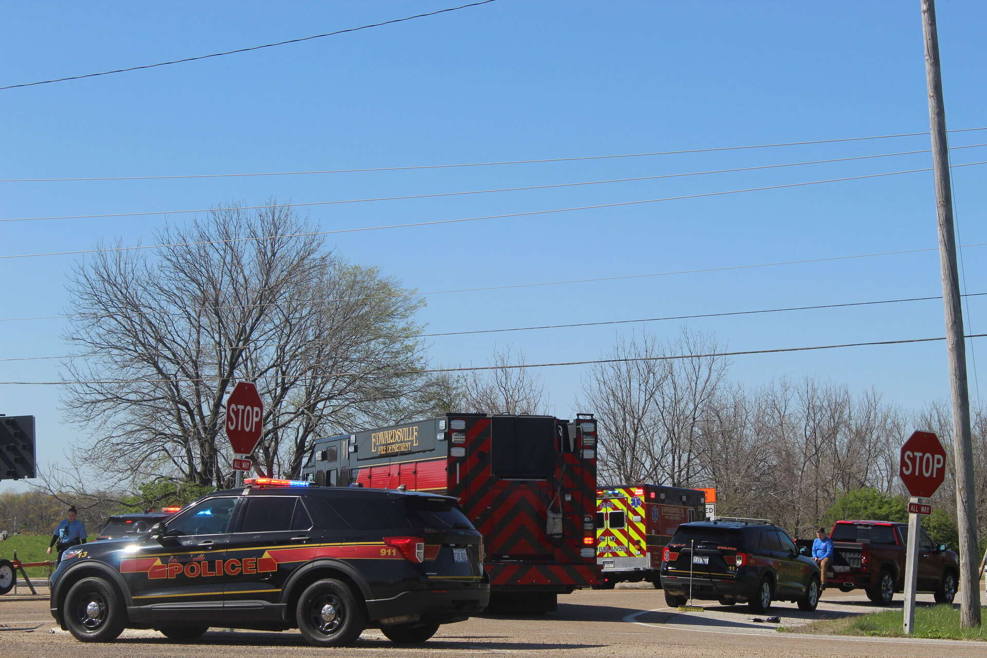 Edwardsville IL police respond to accident on New Poag Road