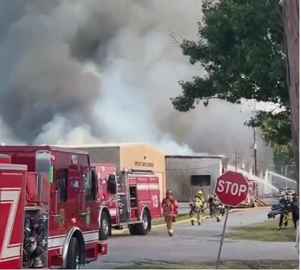 Houston mayor slams city over broken hydrants at warehouse fire