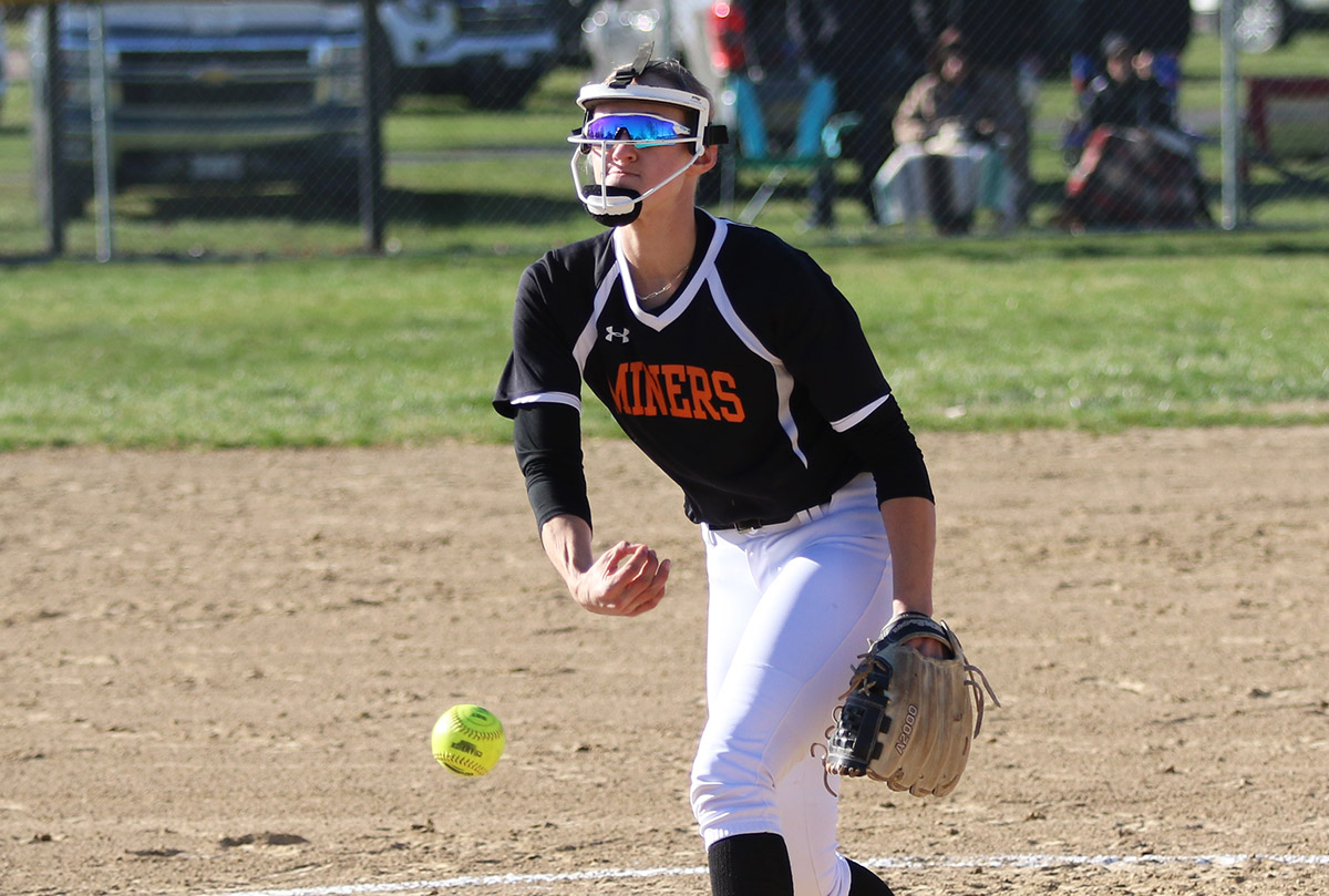 FRIDAY SOFTBALL: Sadie Sholtis hurls Gillespie to 40th SCC win in row