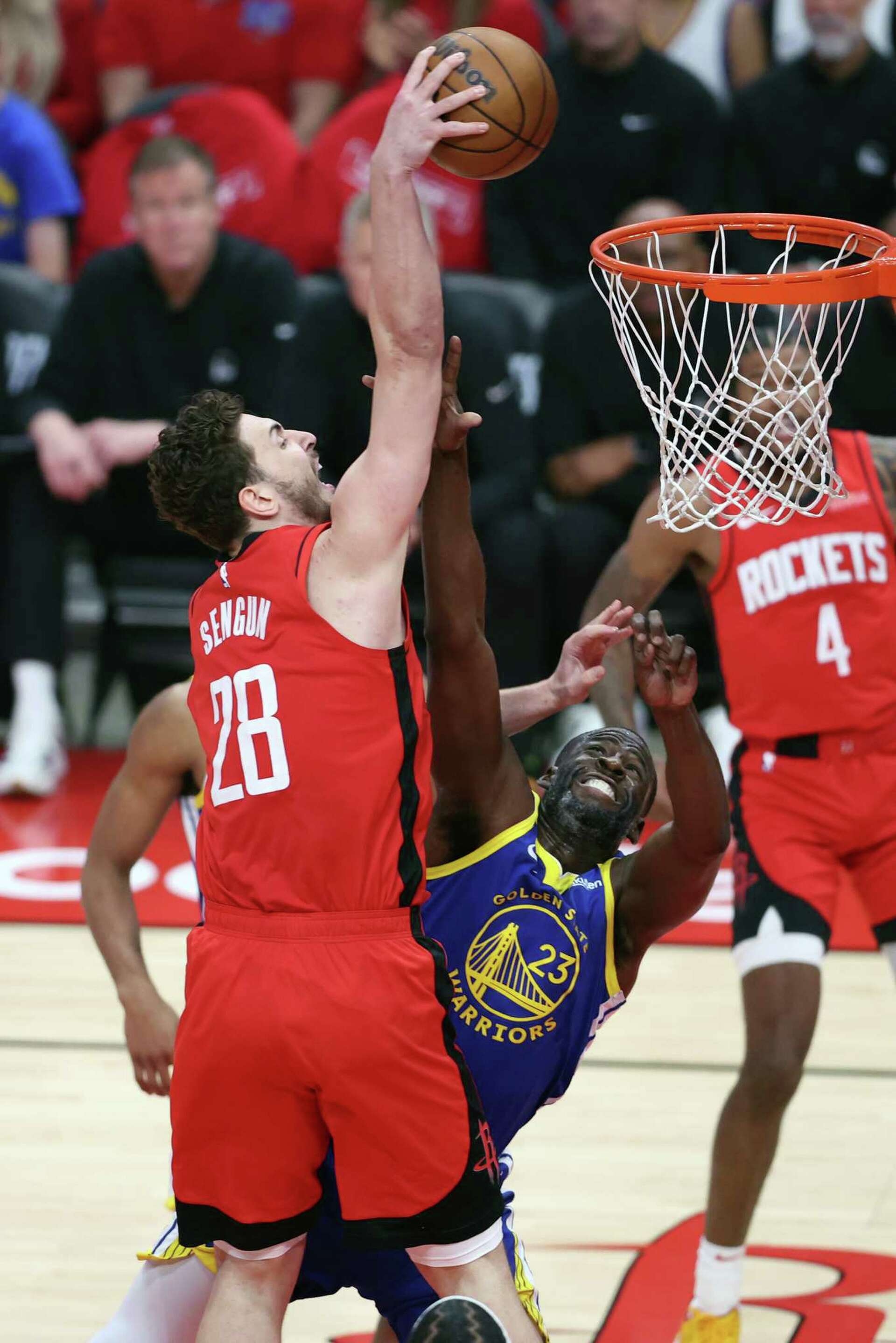 Warriors win Game 1 as Stephen Curry calmly repulses Rockets’ rally