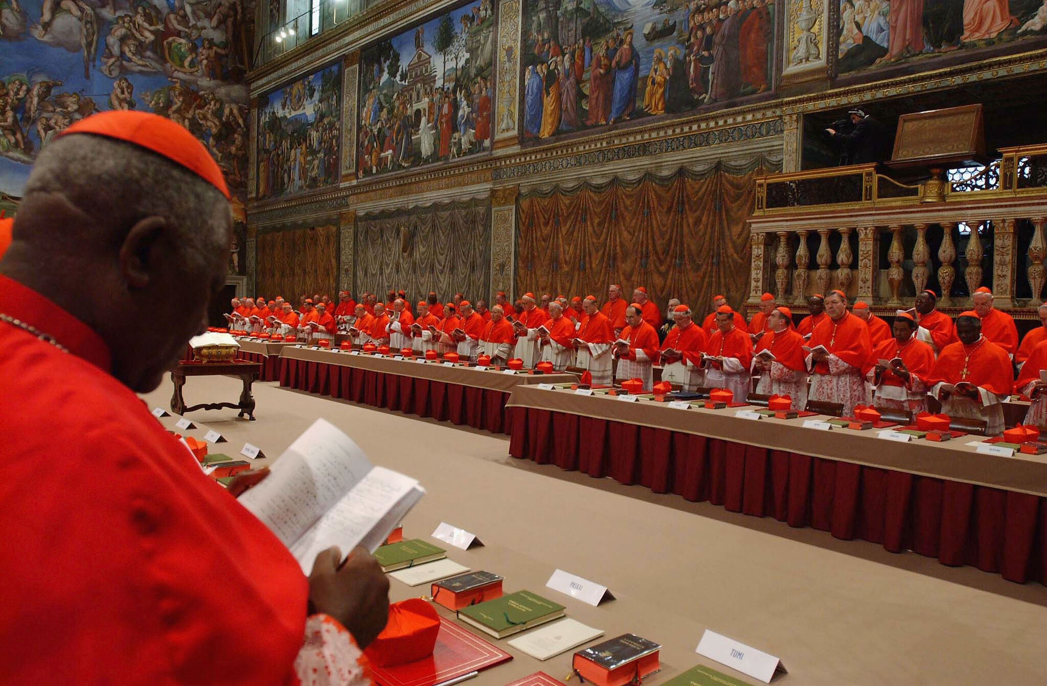How is a new pope elected at conclave and who are the frontrunners?