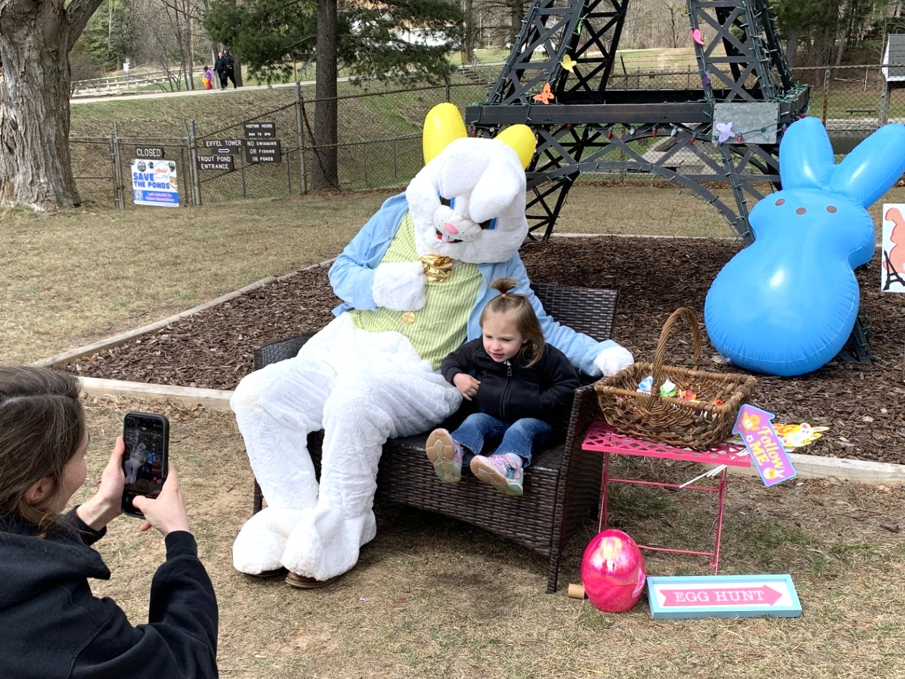 Paris 2nd Annual Easter Party draws hundreds for egg hunt and fun