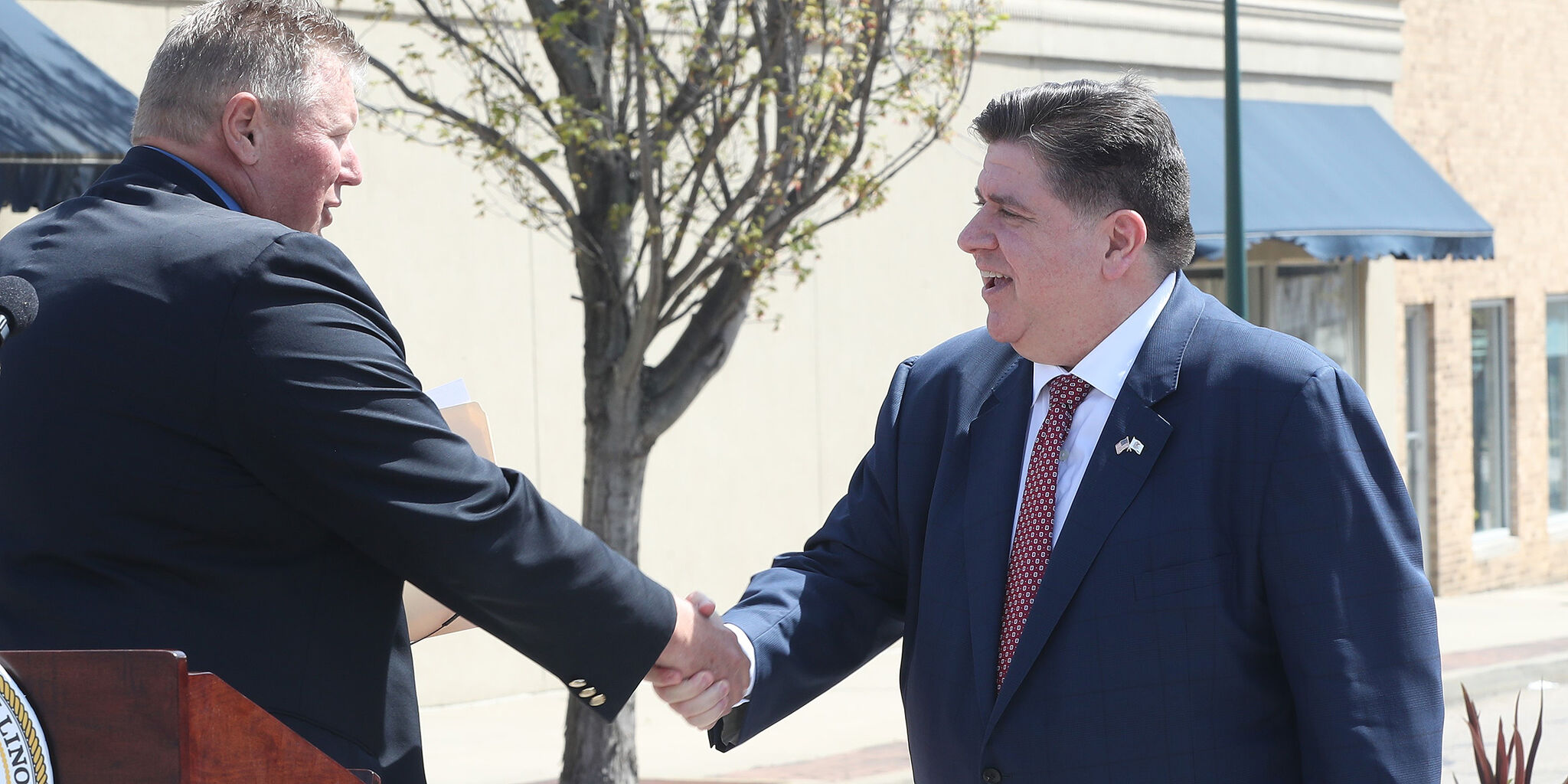 Senators launch a cross-party effort to end stock trading by lawmakers