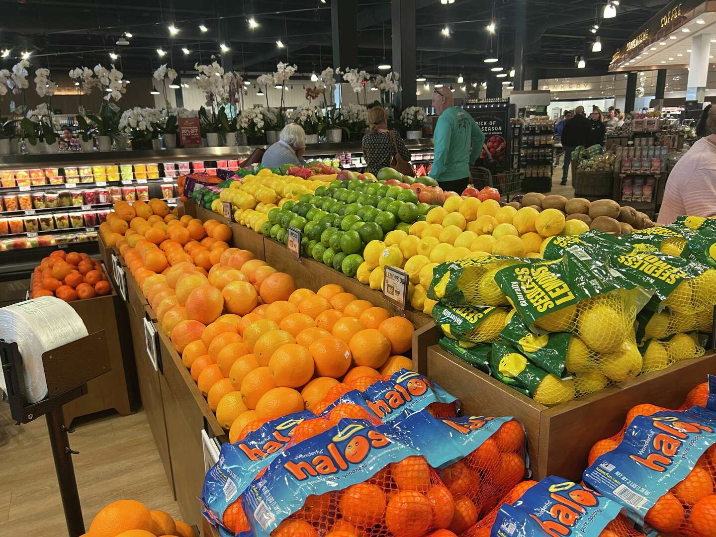 Fresh Market opens in Wethersfield, CT, drawing eager shoppers