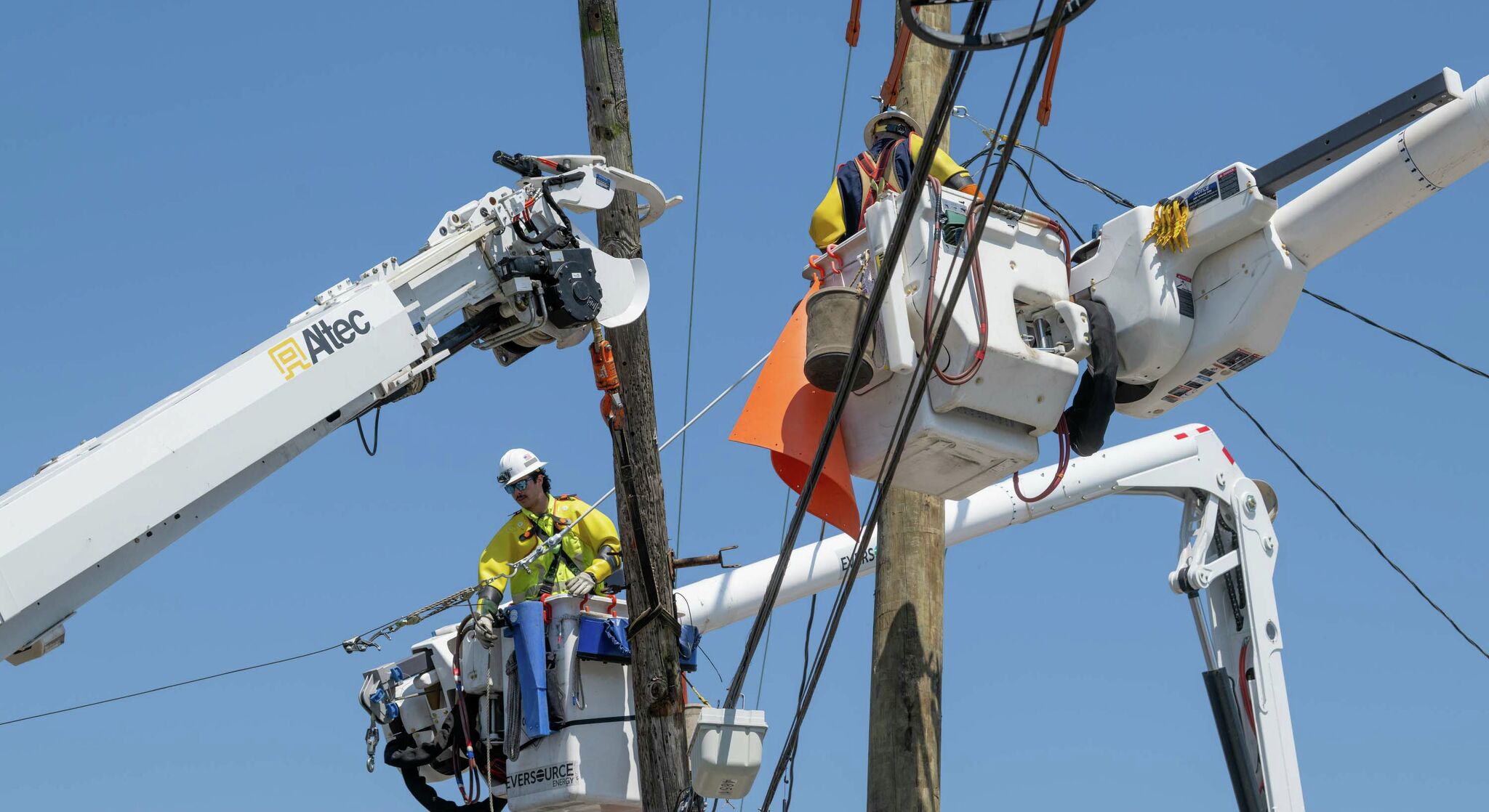 Hundreds of CT power outages reported Monday amid extreme heat