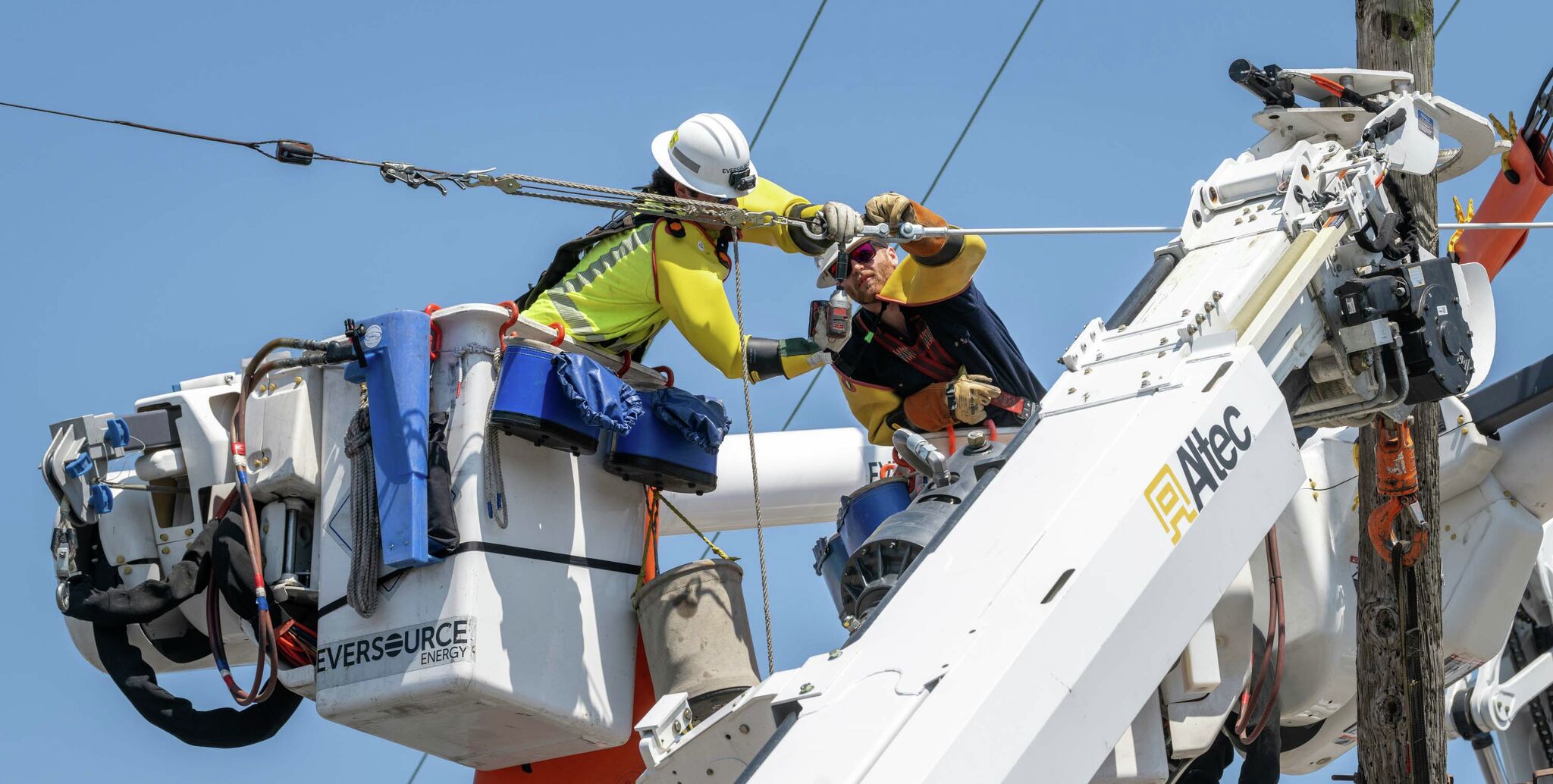 Hundreds of Connecticut power outages reported Monday