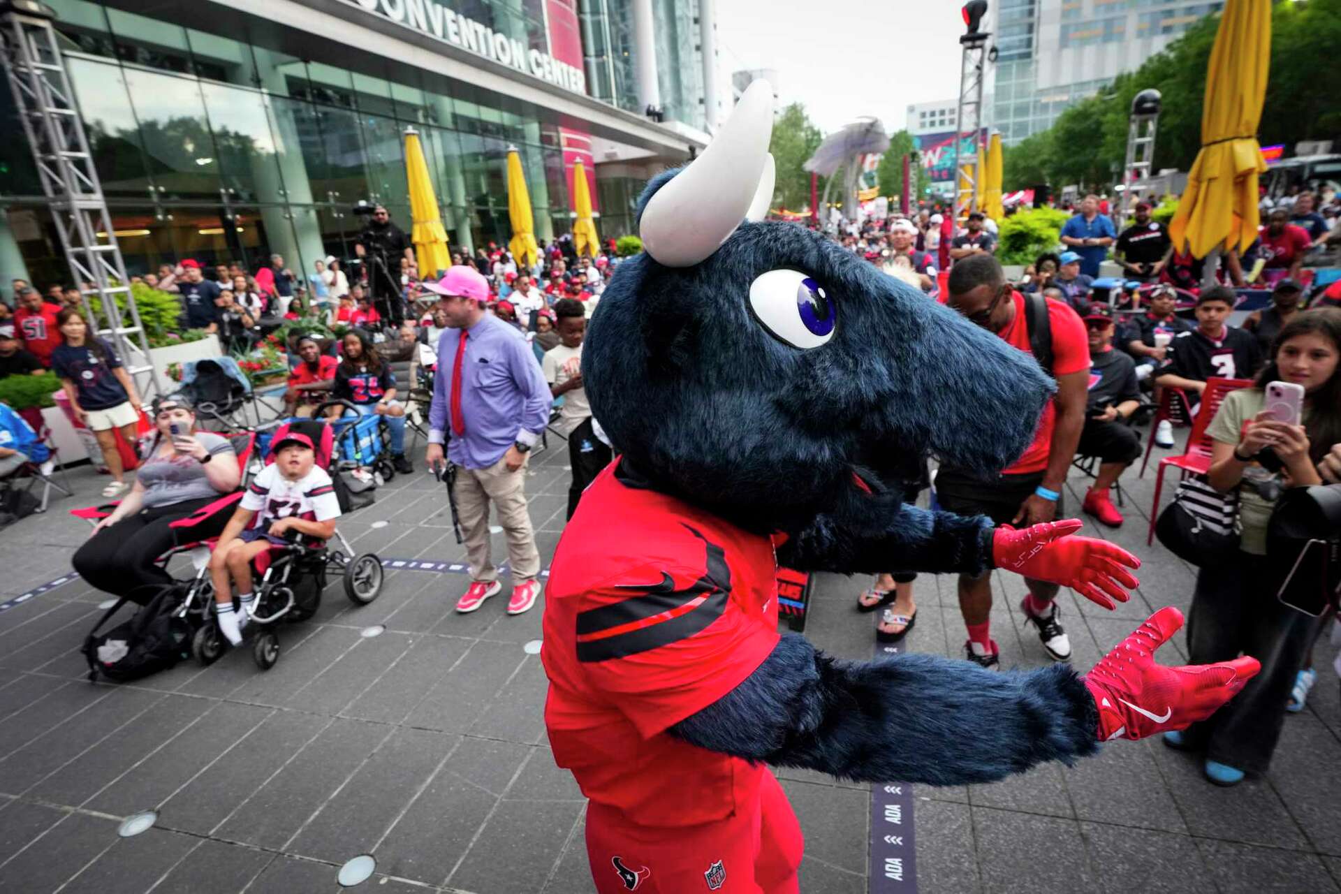 Who is person inside Houston Texans' Toro mascot? A Hall of Famer.