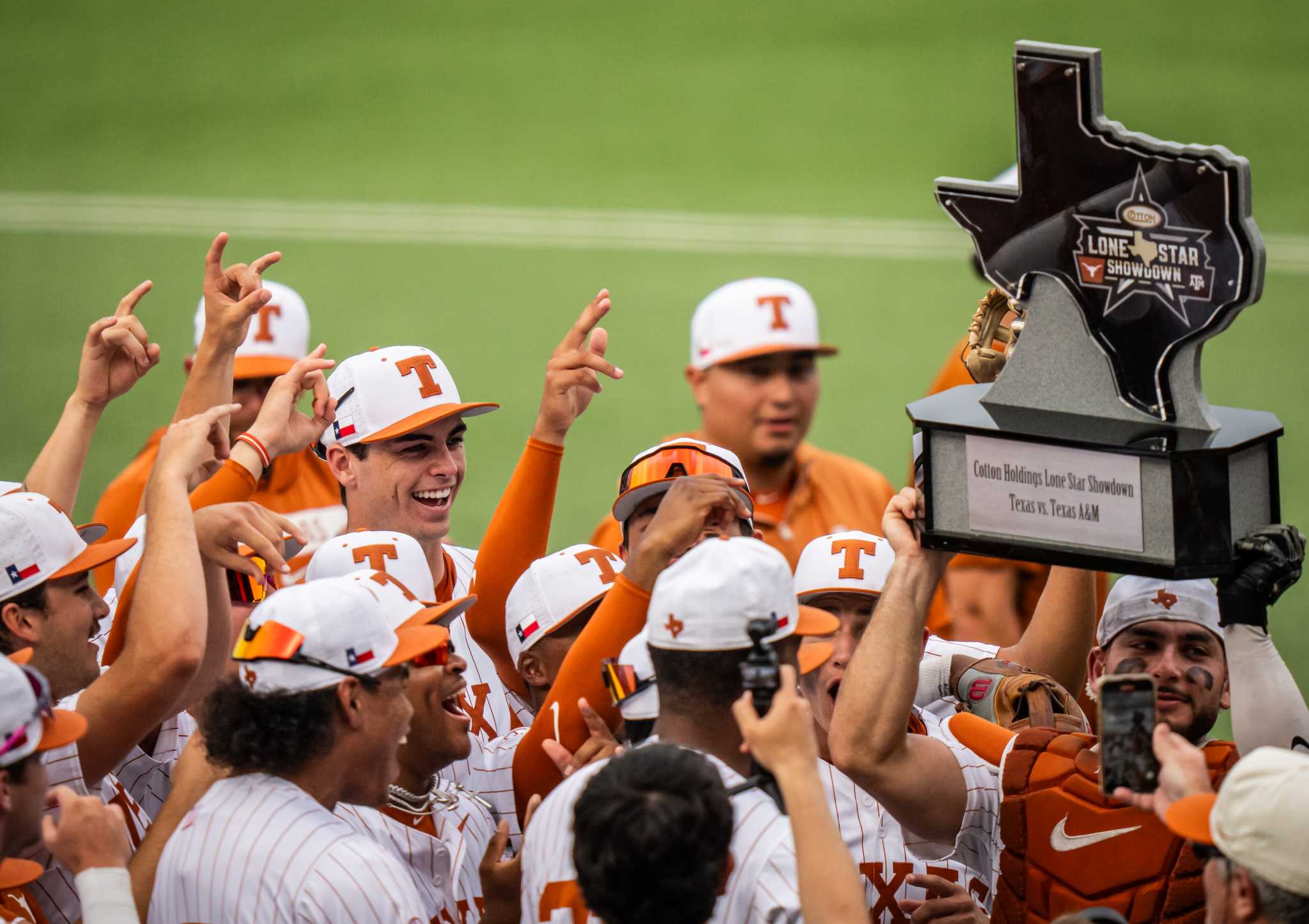 Texas gets another emotional win over Texas A&M to take series