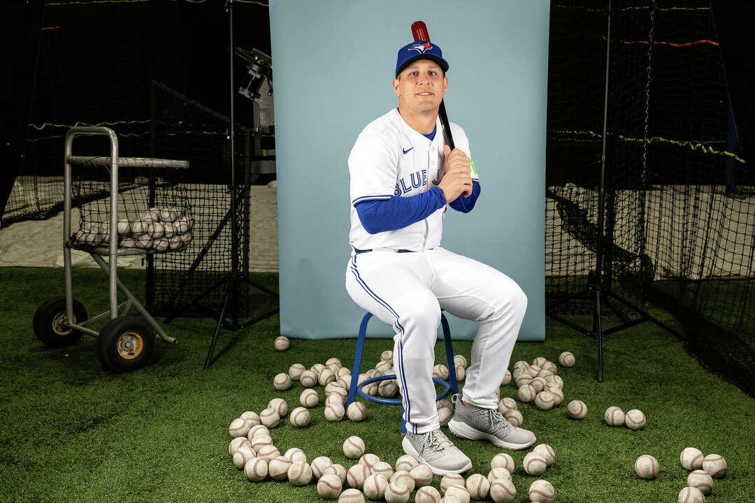 How'd he do that? Blue Jays CF Daulton Varsho makes incredible catch