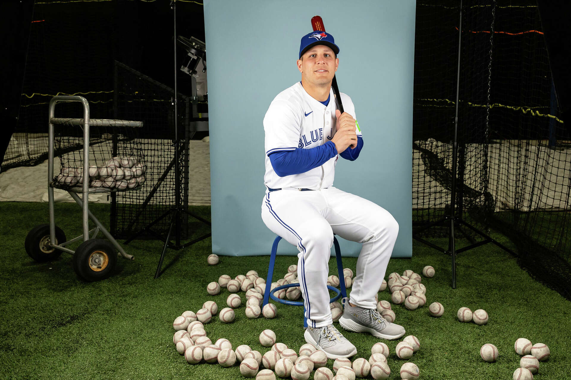 How'd he do that? Blue Jays CF Daulton Varsho makes incredible catch