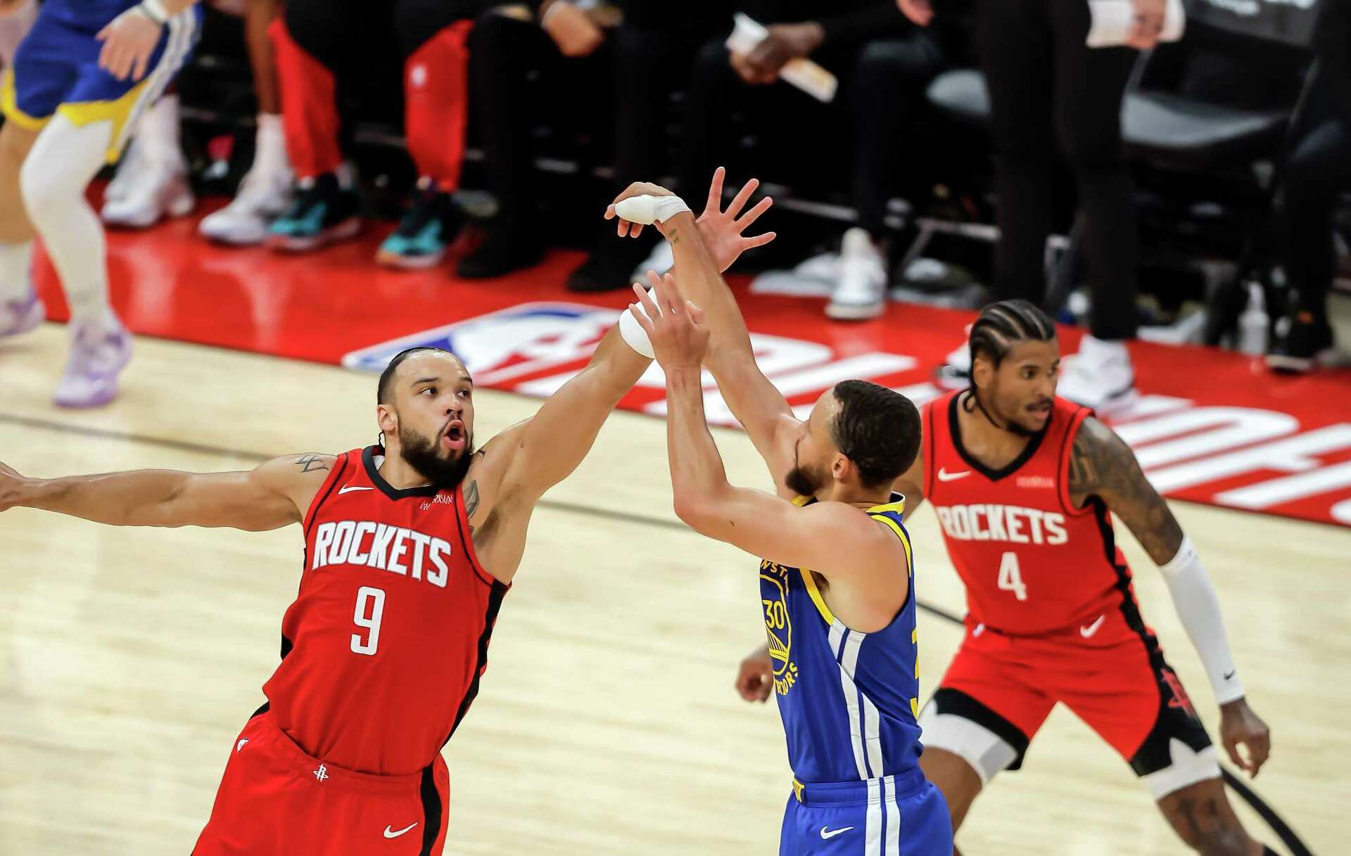Rockets’ Brooks targeting Steph Curry’s thumb? ‘I’m playing the game’