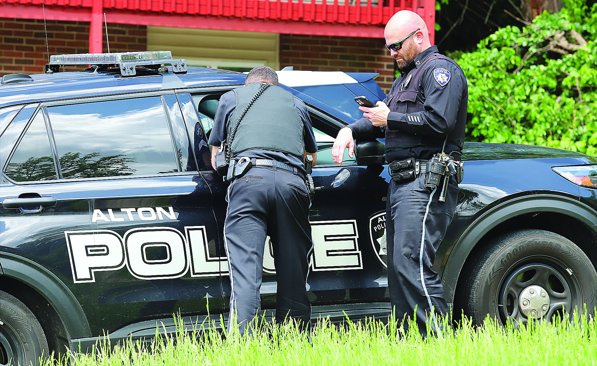 Alton police investigate shooting at Belle Meadows apartments