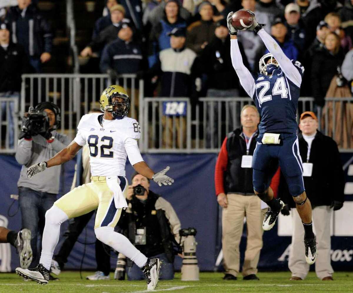 UConn 30, Pittsburgh 28