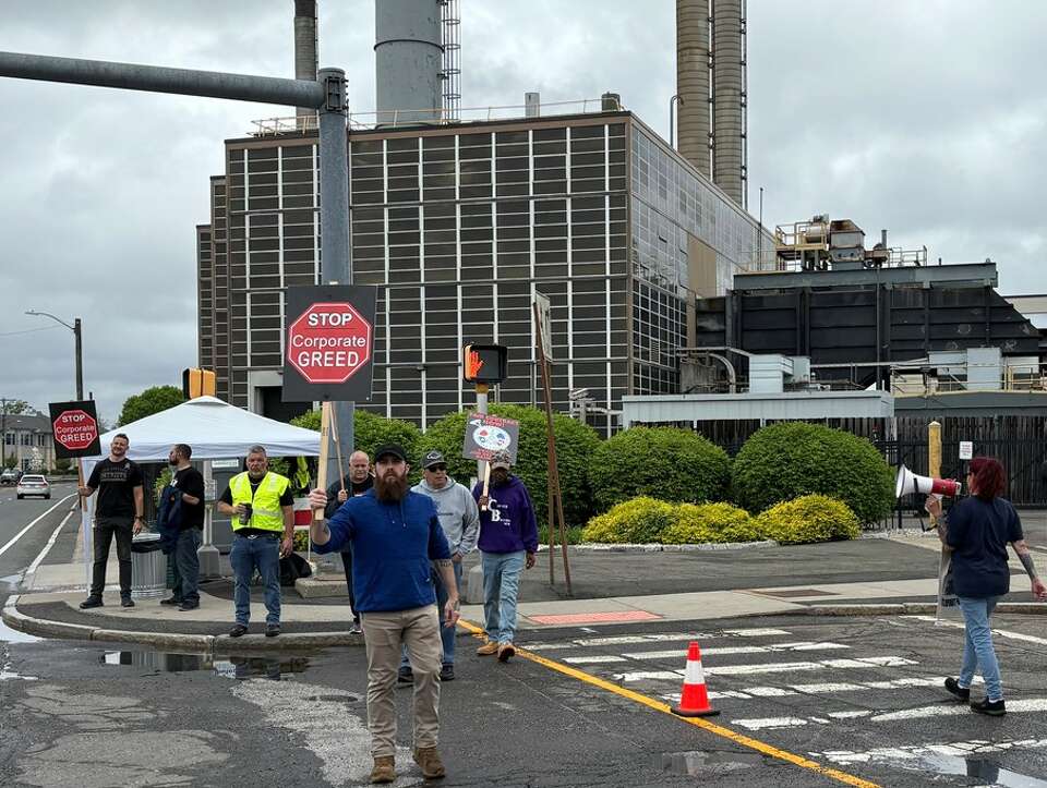 Pratt & Whitney machinists in Connecticut strike for second day