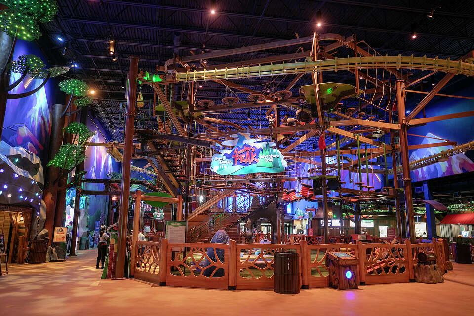 West Coast's Fatburger opens first CT location at Great Wolf Lodge