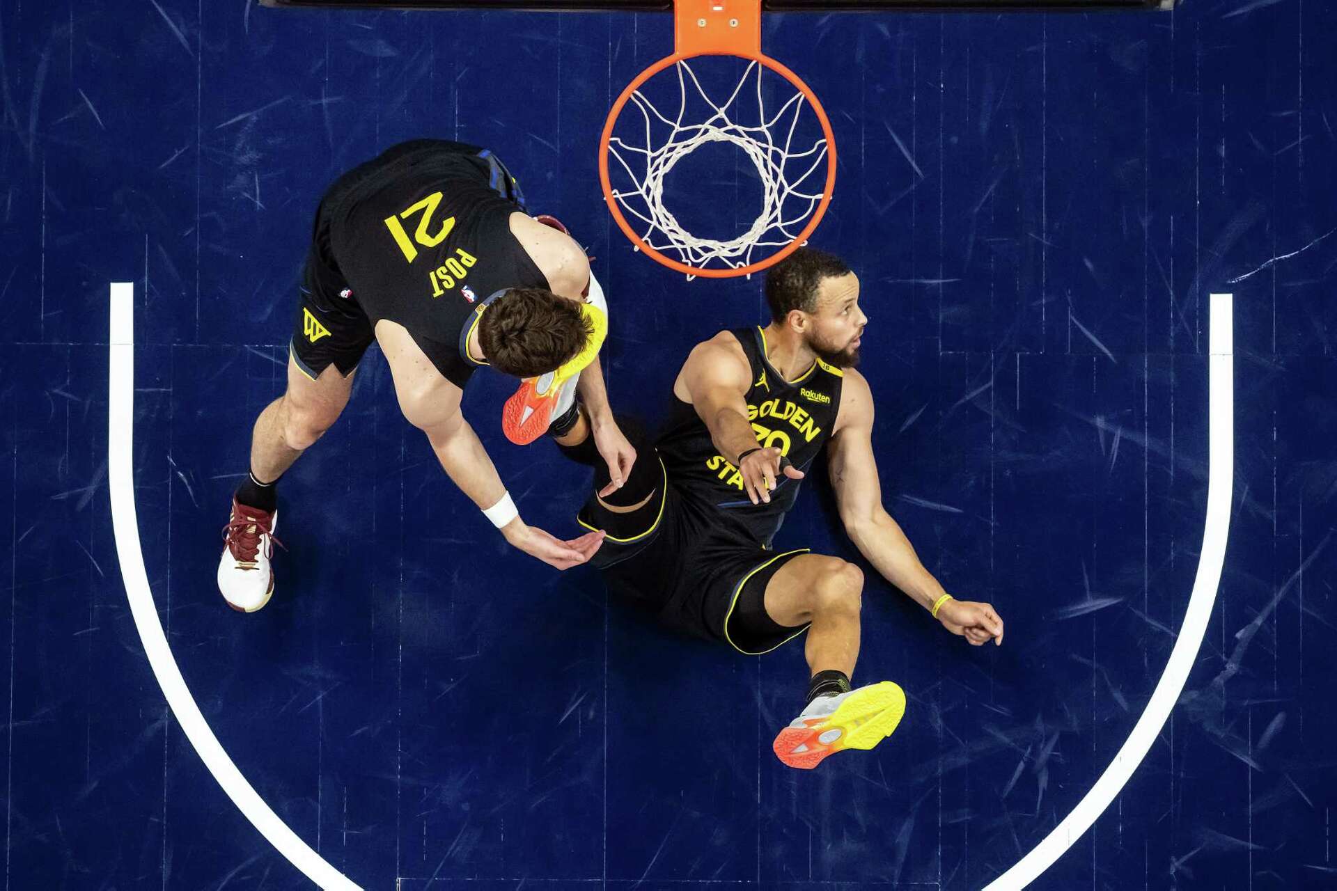 Warriors’ Steph Curry to miss at least a week with hamstring strain