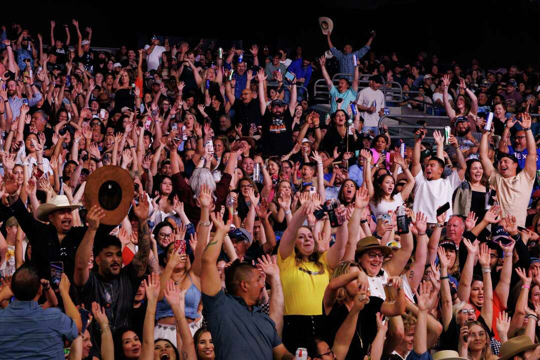 Post Malone electrifies San Antonio with country, rap hits