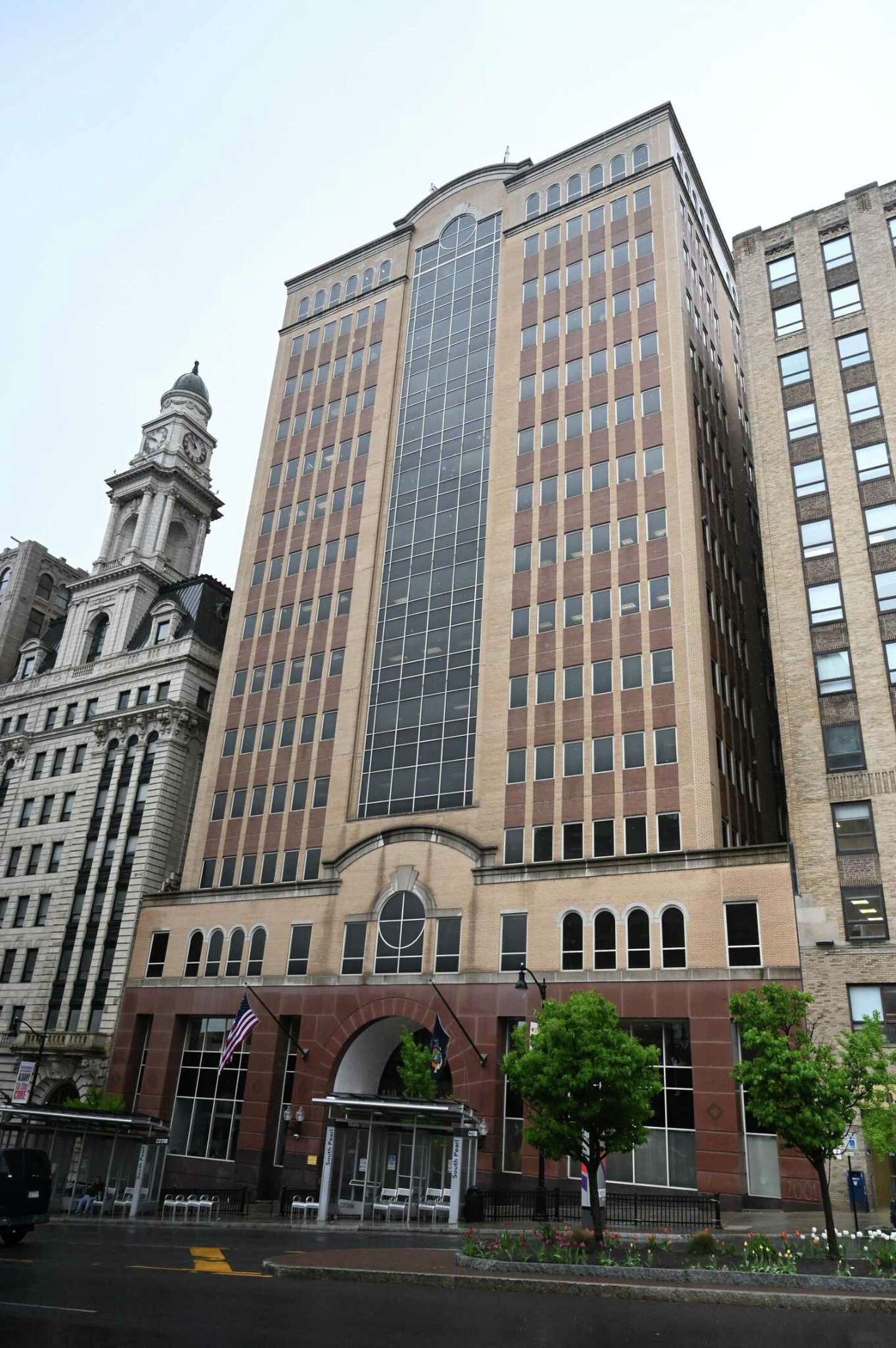 At State Comptroller's office, a backlog of state retirements grows
