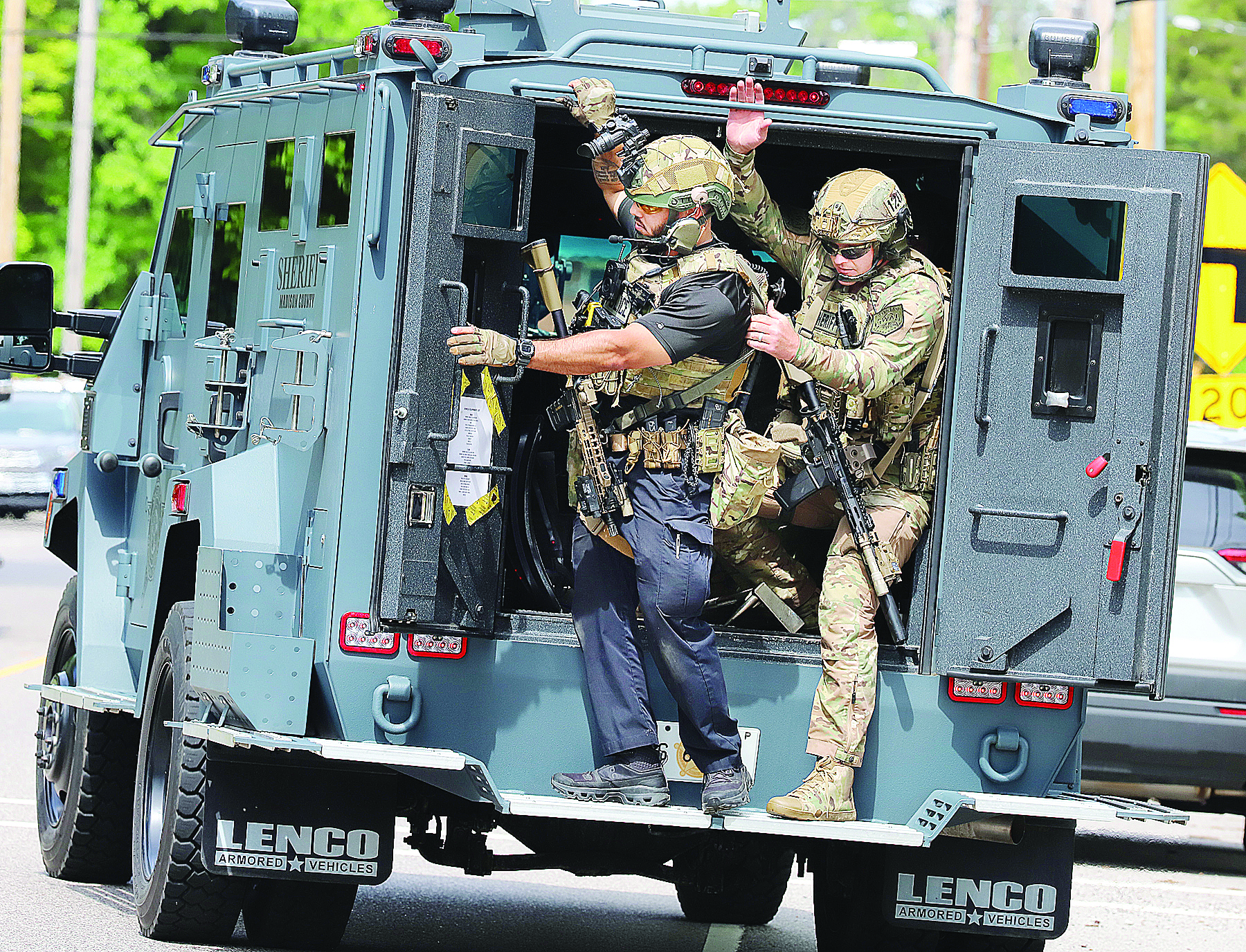 Alton police end standoff, arrest suspect at Mills Avenue apartments