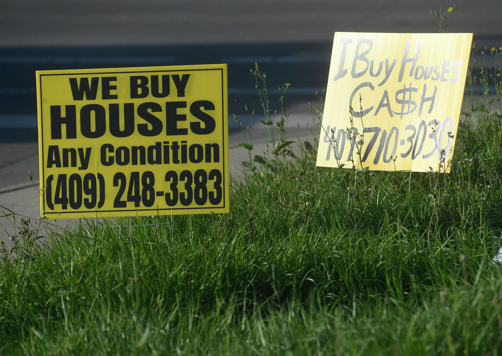 Do the 'we buy houses' signs violate city codes in Beaumont?